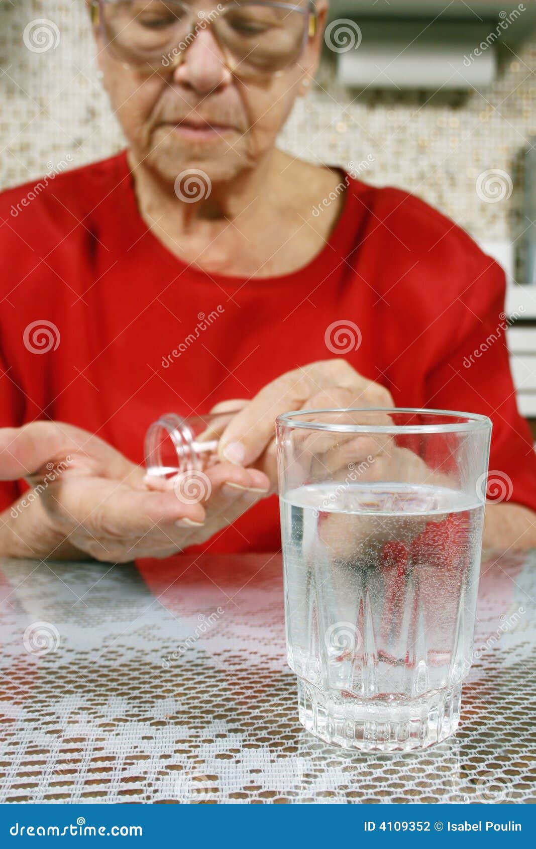 Tomando comprimidos foto de stock. Imagem de bebida, pessoa - 4109352