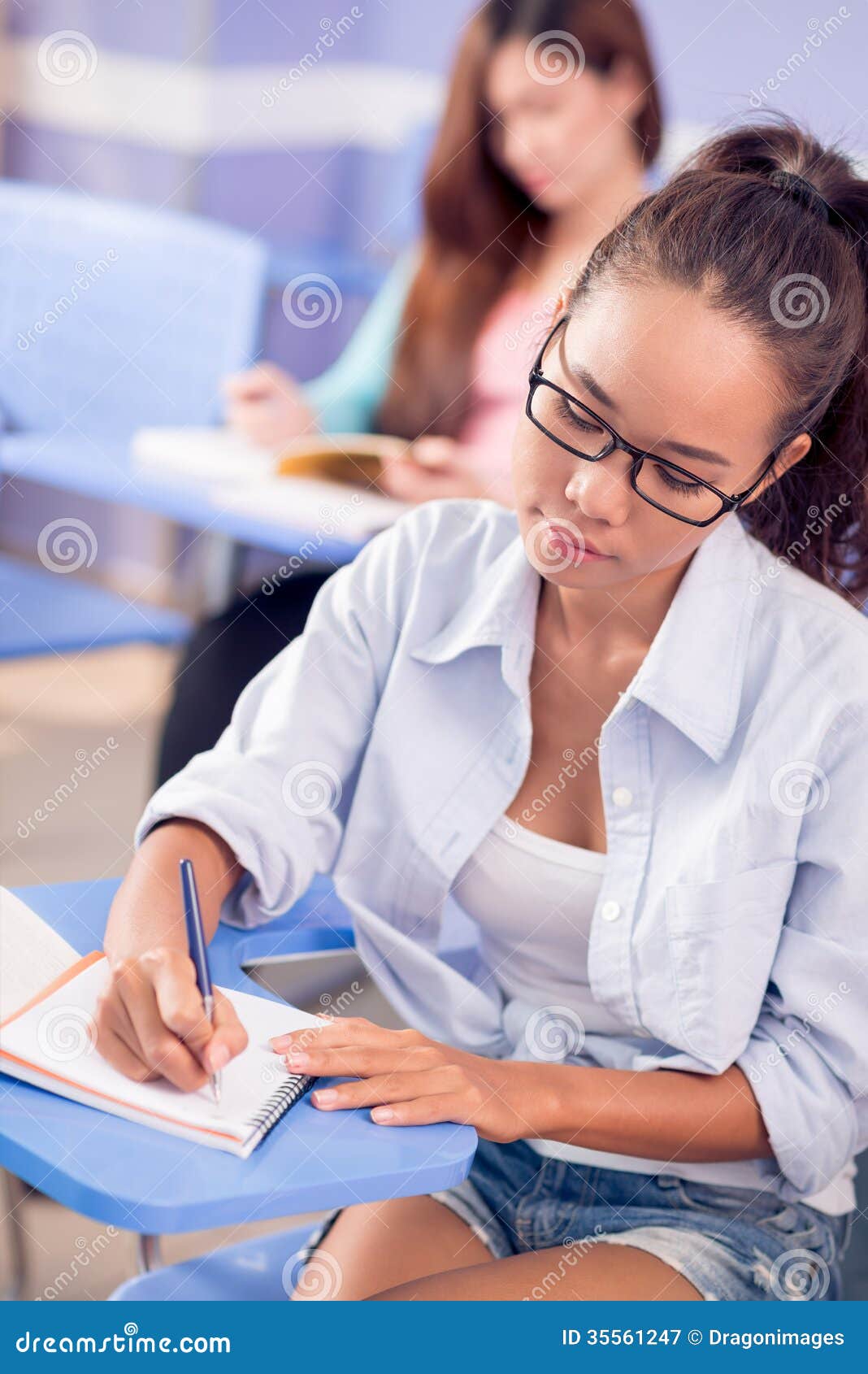 Tomando notas imagem de stock. Imagem de ocasional, grupo - 35561247