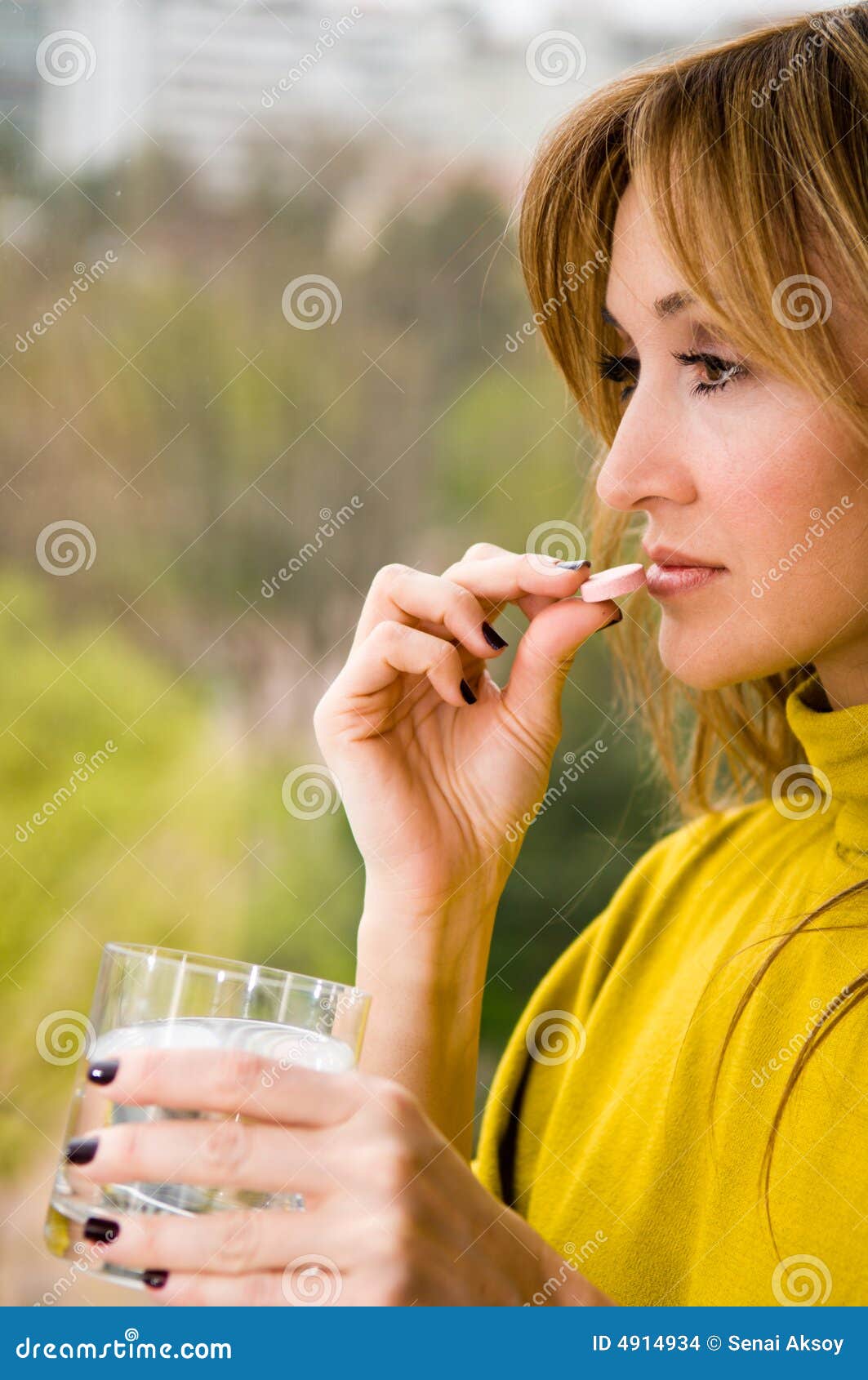 Tomando o comprimido foto de stock. Imagem de cabelo, dependência - 4914934