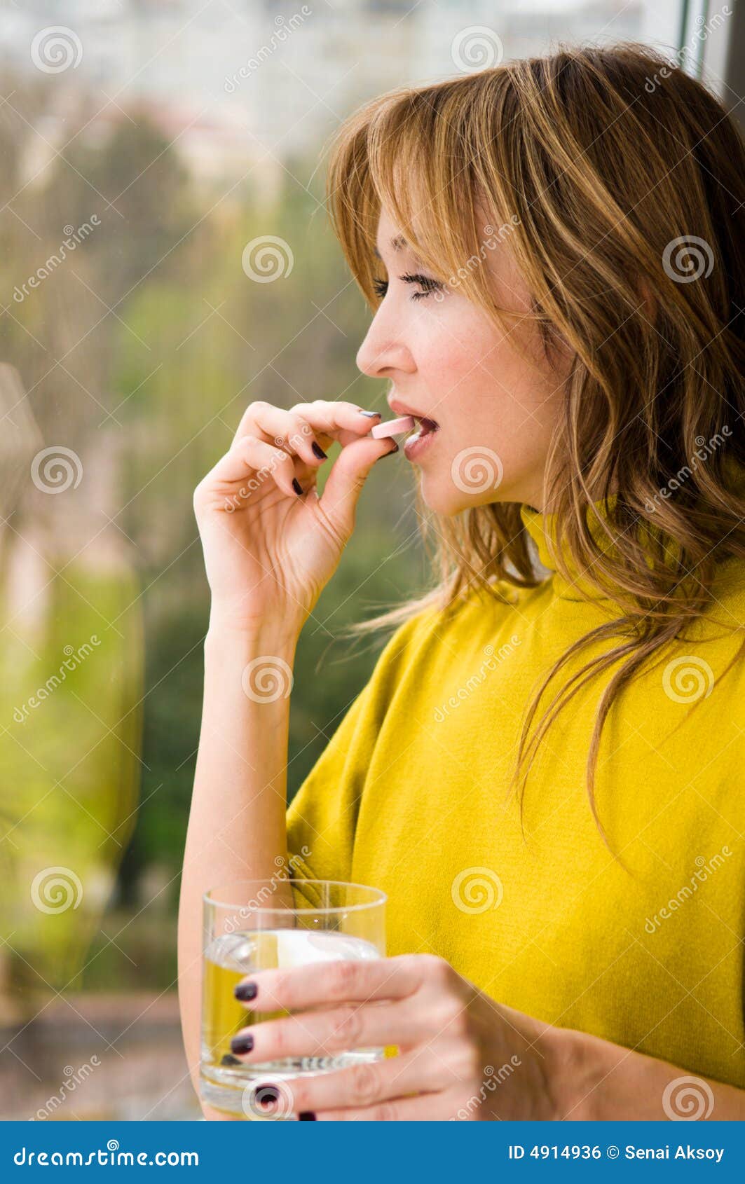 Tomando o comprimido foto de stock. Imagem de medicina - 4914936