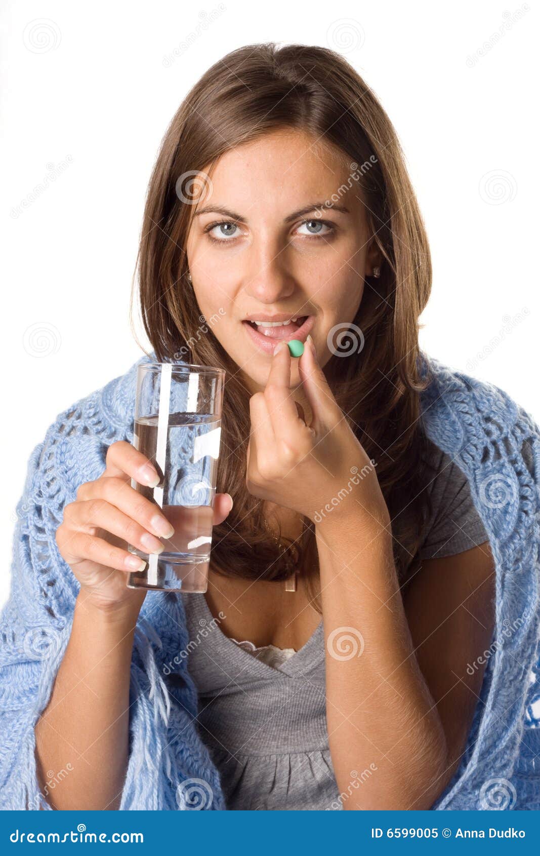 Tomando o comprimido imagem de stock. Imagem de dedos - 6599005