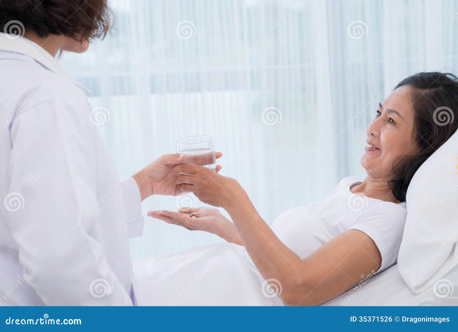 Tomando o remédio foto de stock. Imagem de foco, unrecognized - 35371526