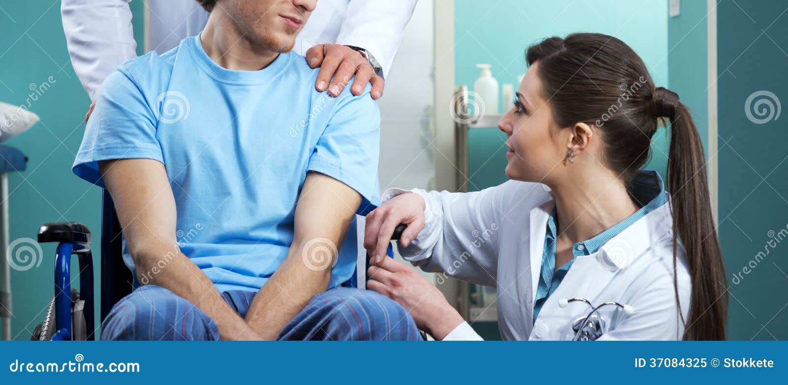 Tomar Cuidado De Un Paciente Imagen de archivo - Imagen de hospital ...