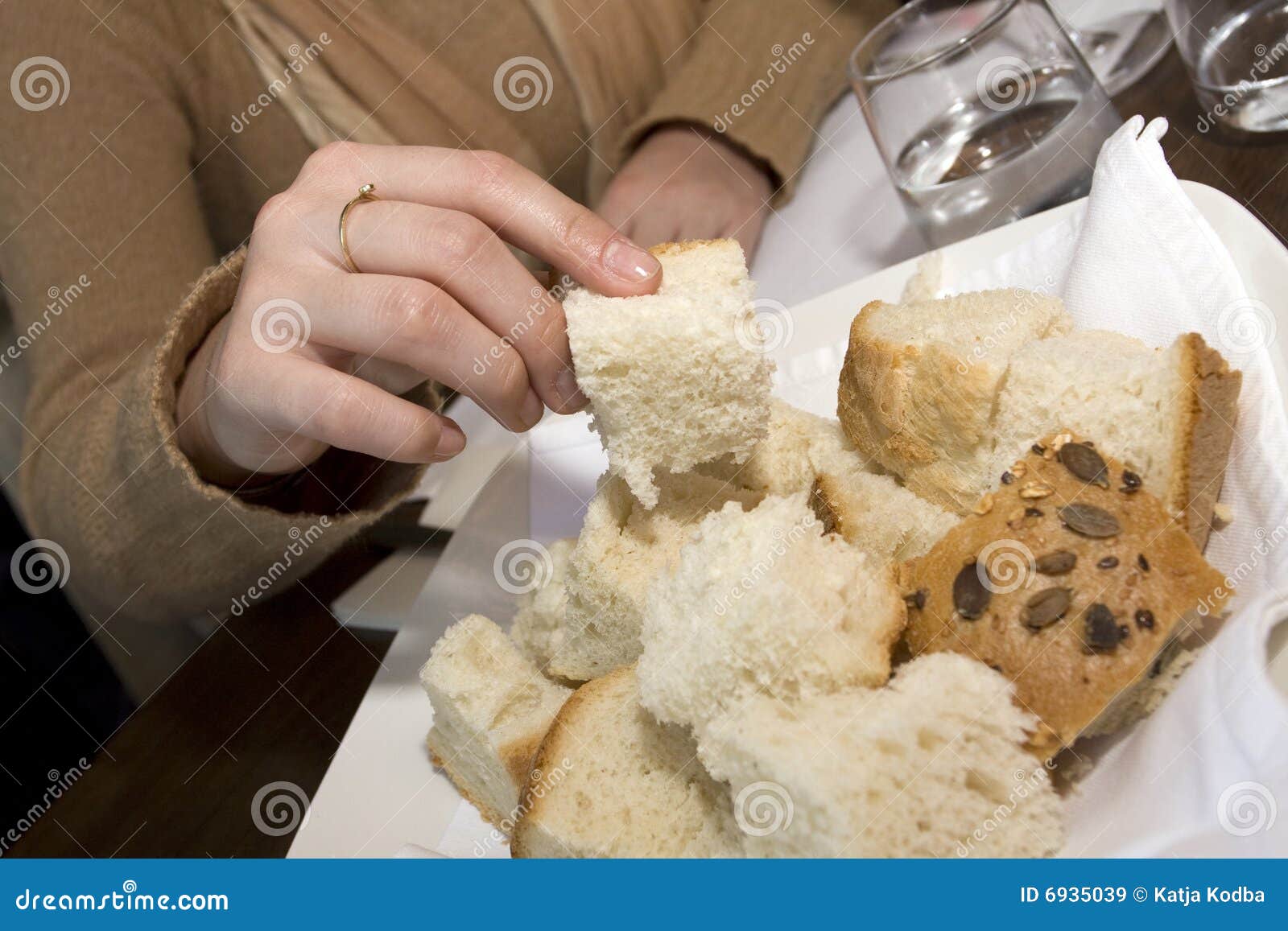 Tomar el pan imagen de archivo. Imagen de blanco, fresco - 6935039