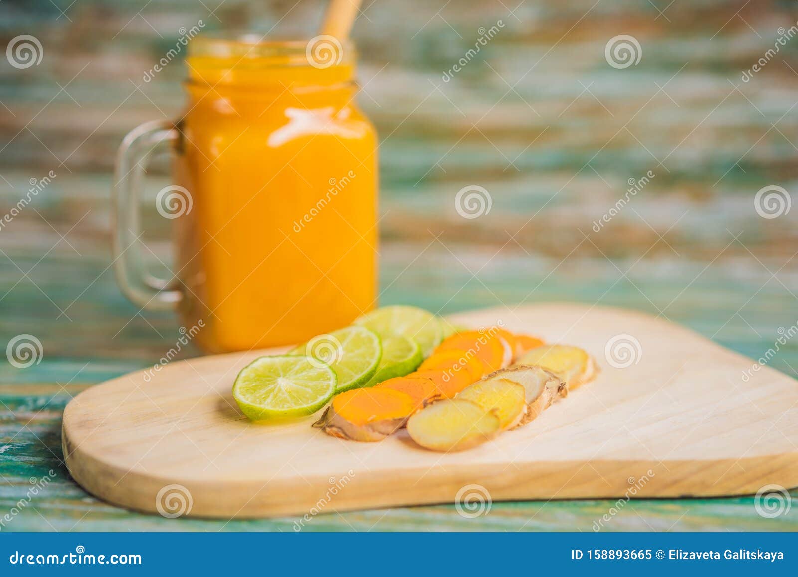 Tomar Jamu. Bebida Tradicional Indonesia En Bali Imagen de archivo ...