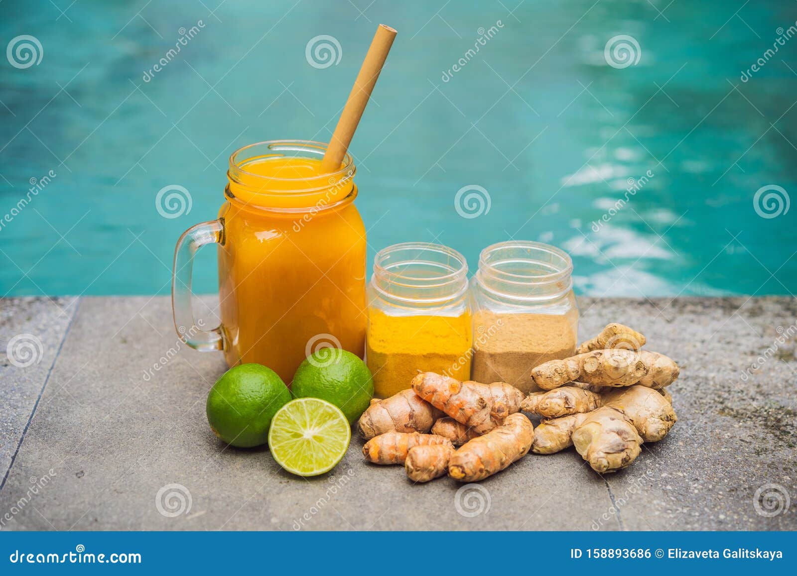 Tomar Jamu. Bebida Tradicional Indonesia En Bali Foto de archivo ...