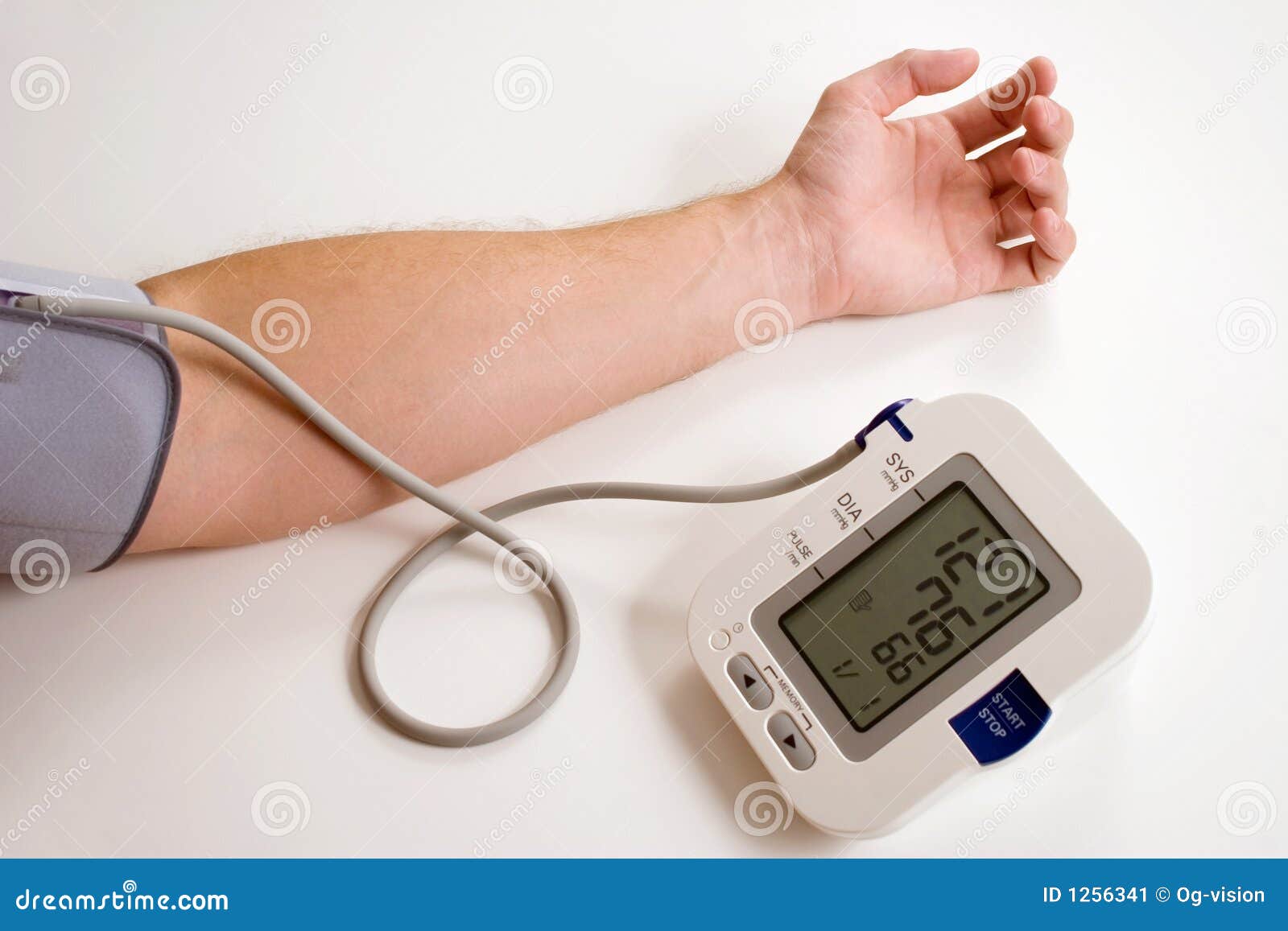 Tomar la presión arterial imagen de archivo. Imagen de paciente - 1256341