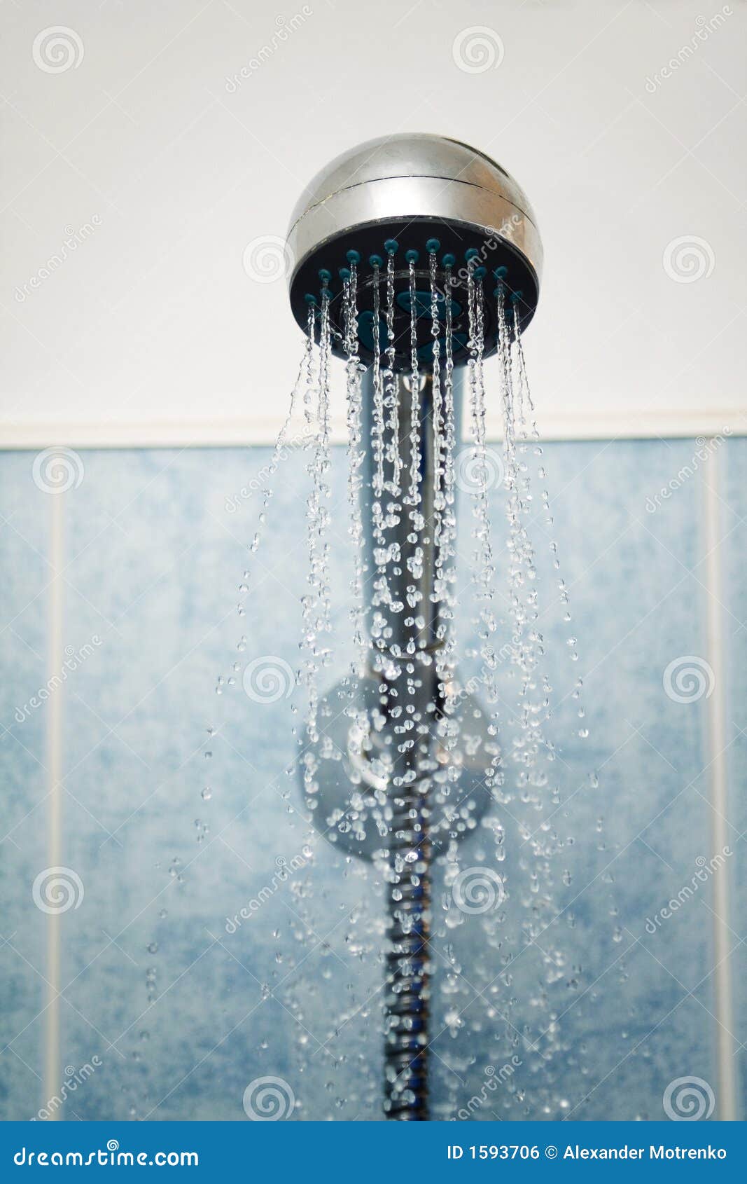 Tomar una ducha foto de archivo. Imagen de ducha, mojado - 1593706