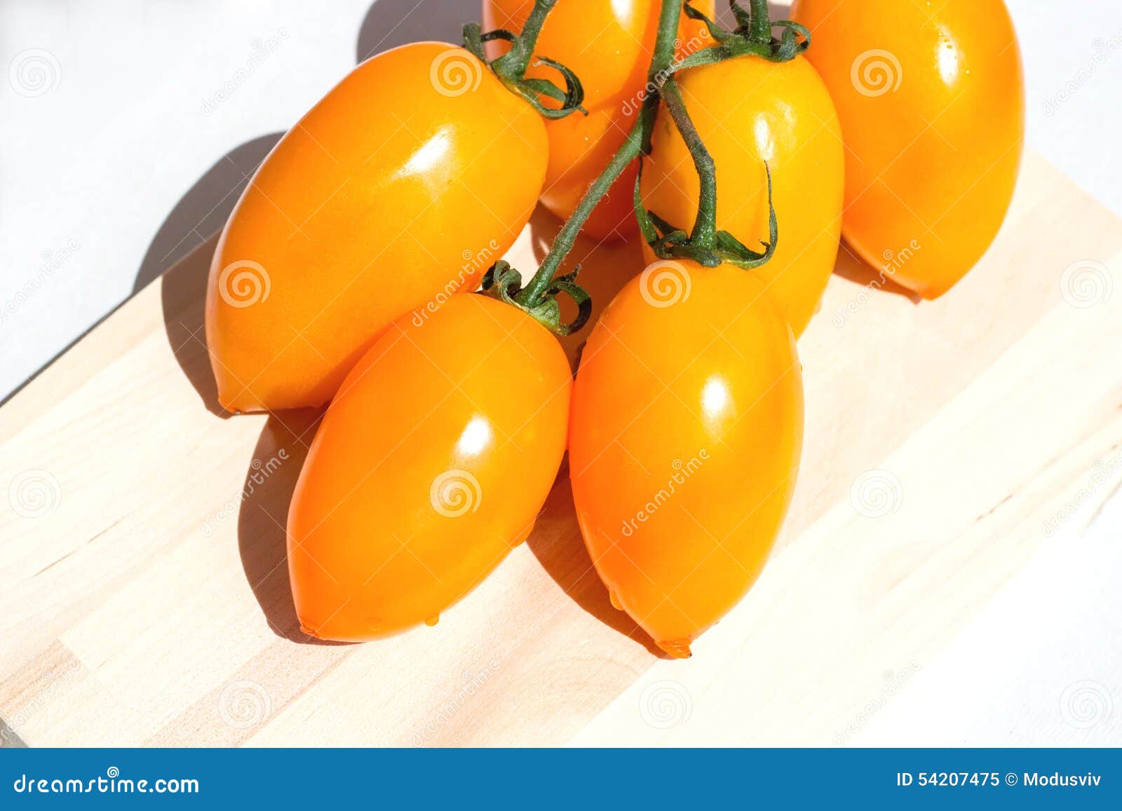 Tomate amarillo del racimo imagen de archivo. Imagen de granja - 54207475