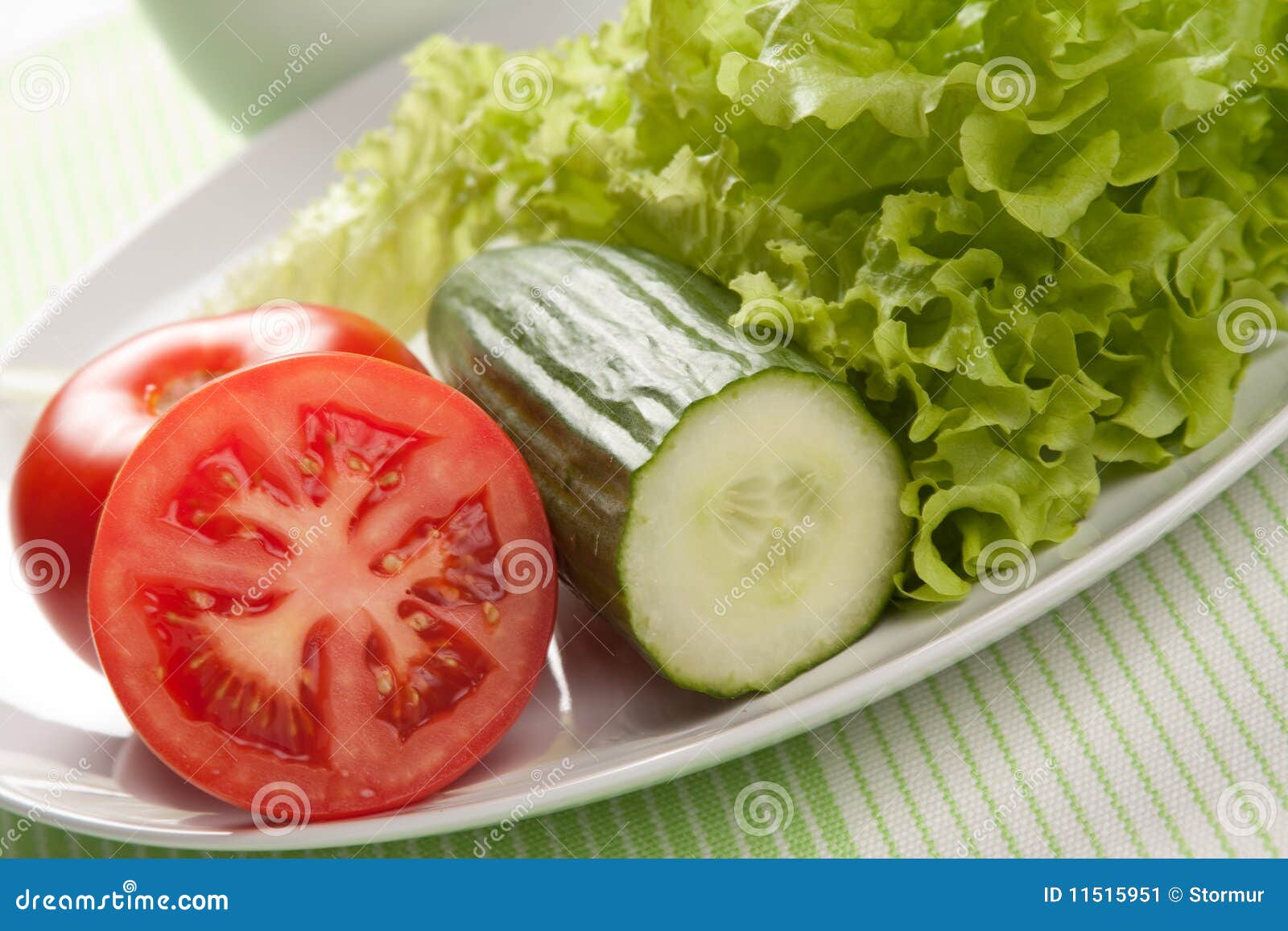Tomate, Concombre Et Salade Verte Image stock - Image du fibre ...