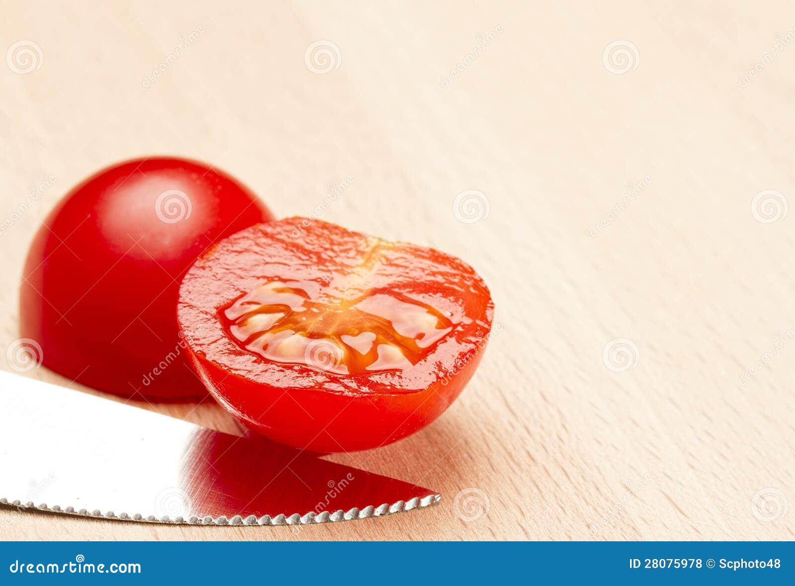 Tomate Cortado Com Faca Serated Foto de Stock - Imagem de cereja, corte ...