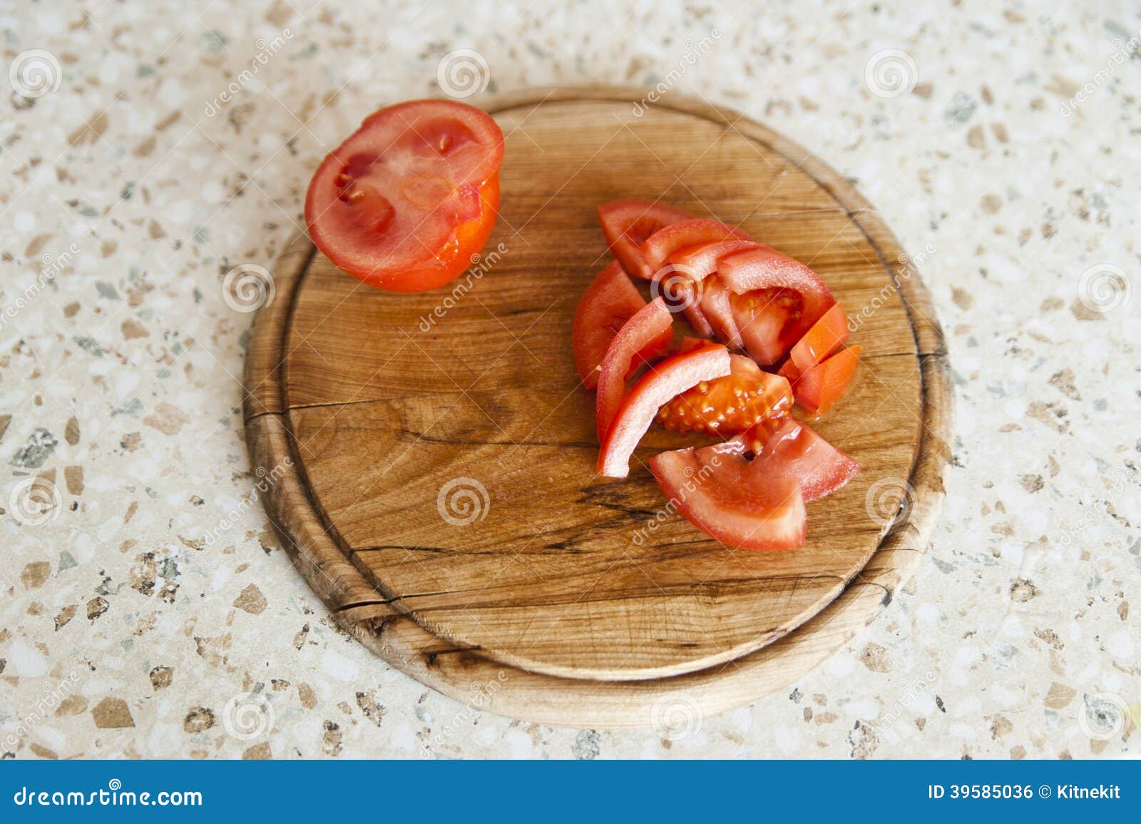 Tomate Cortado Em Uma Tabela Foto de Stock - Imagem de tomate, vermelho ...