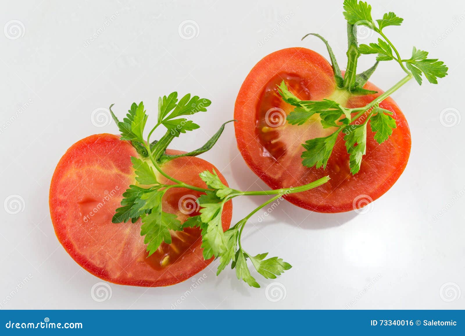 Tomate Cortado En Un Tablero De Madera Blanco Foto de archivo - Imagen ...