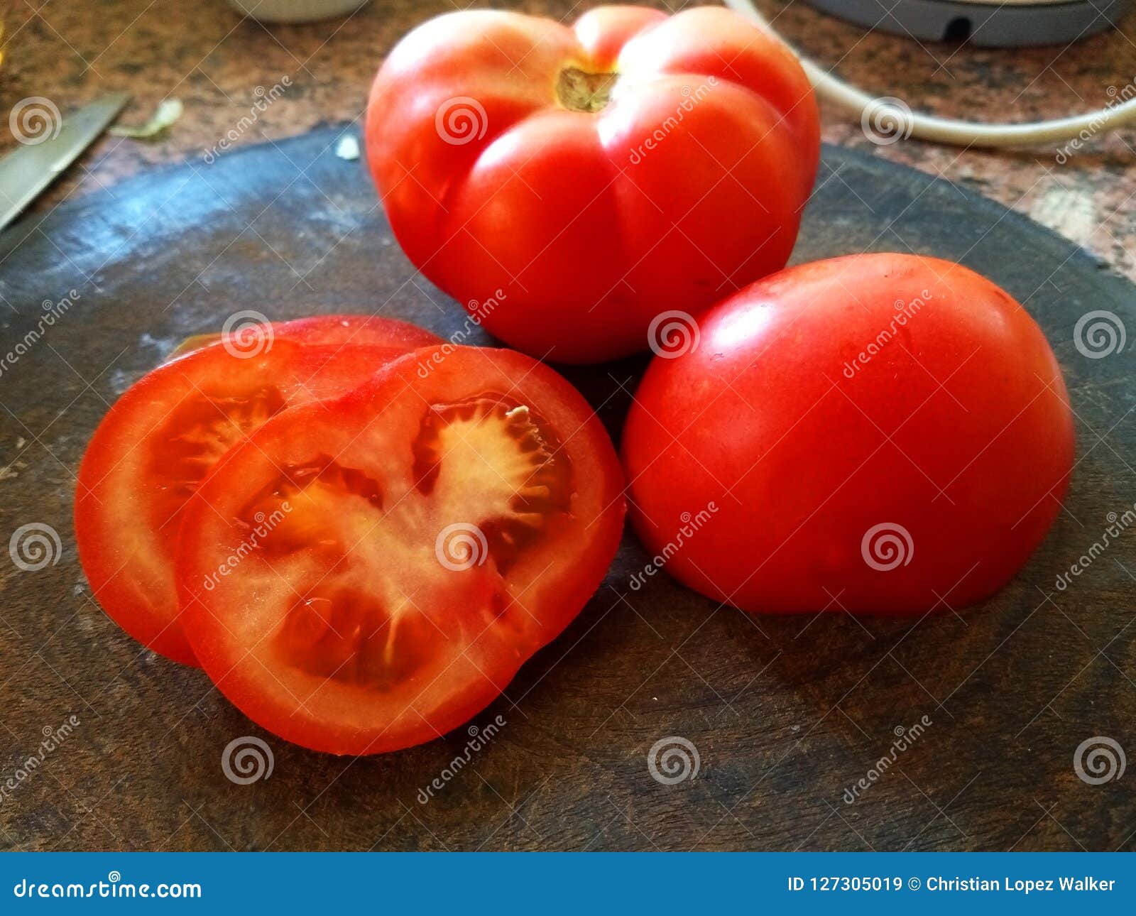 Tomate coupée en tranches image stock. Image du foncé - 127305019