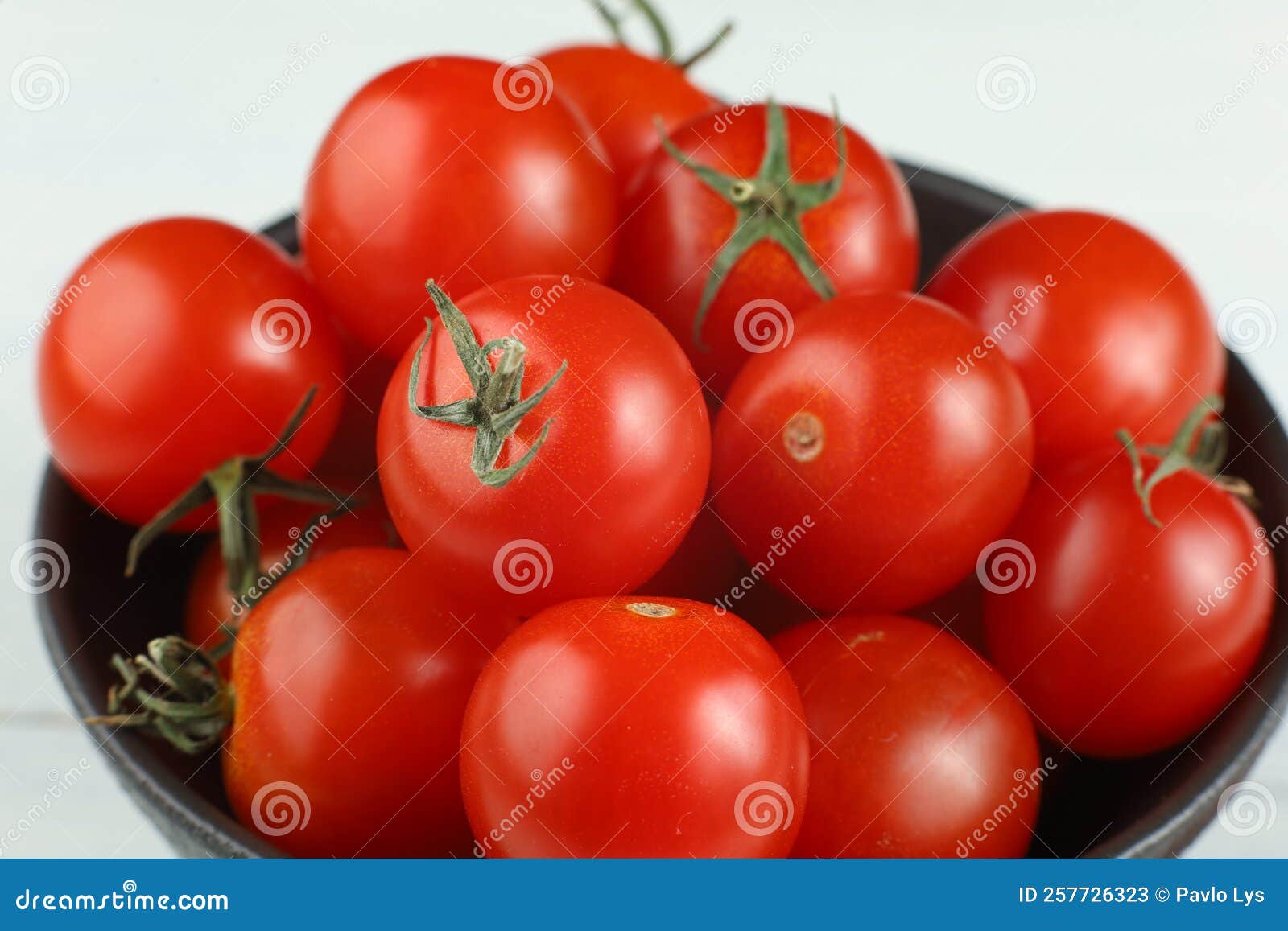 Tomate De Cerezo Rojo En Un Bol Imagen de archivo - Imagen de ...
