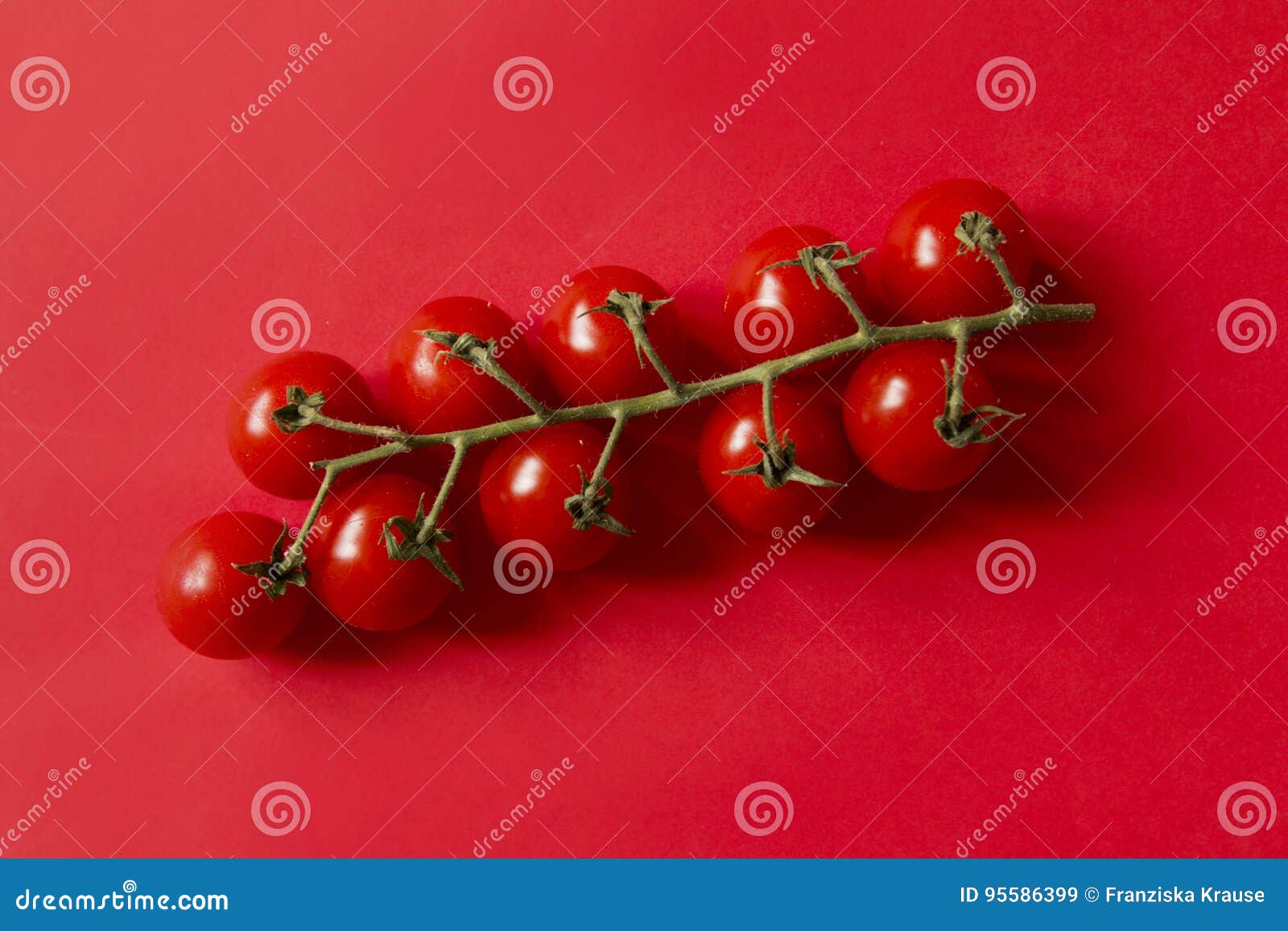 Tomate del racimo en rojo imagen de archivo. Imagen de fondo - 95586399