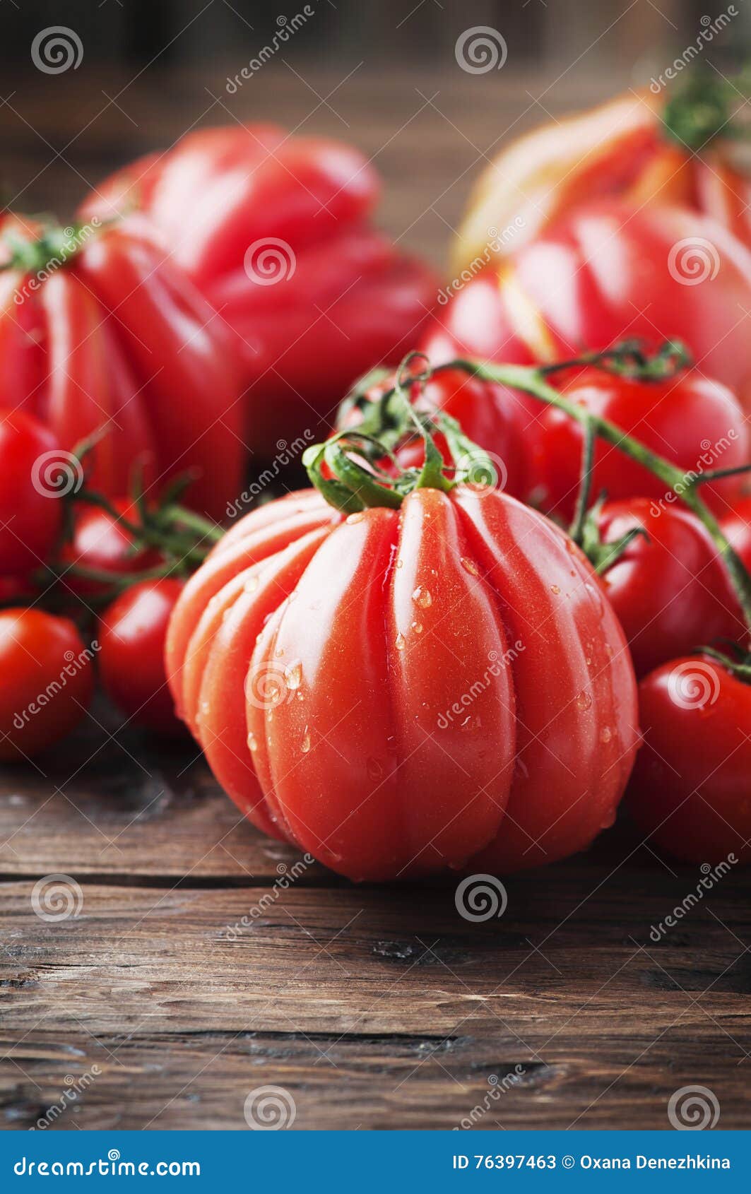 Tomate Dulce Rojo En La Tabla De Madera Imagen de archivo - Imagen de ...