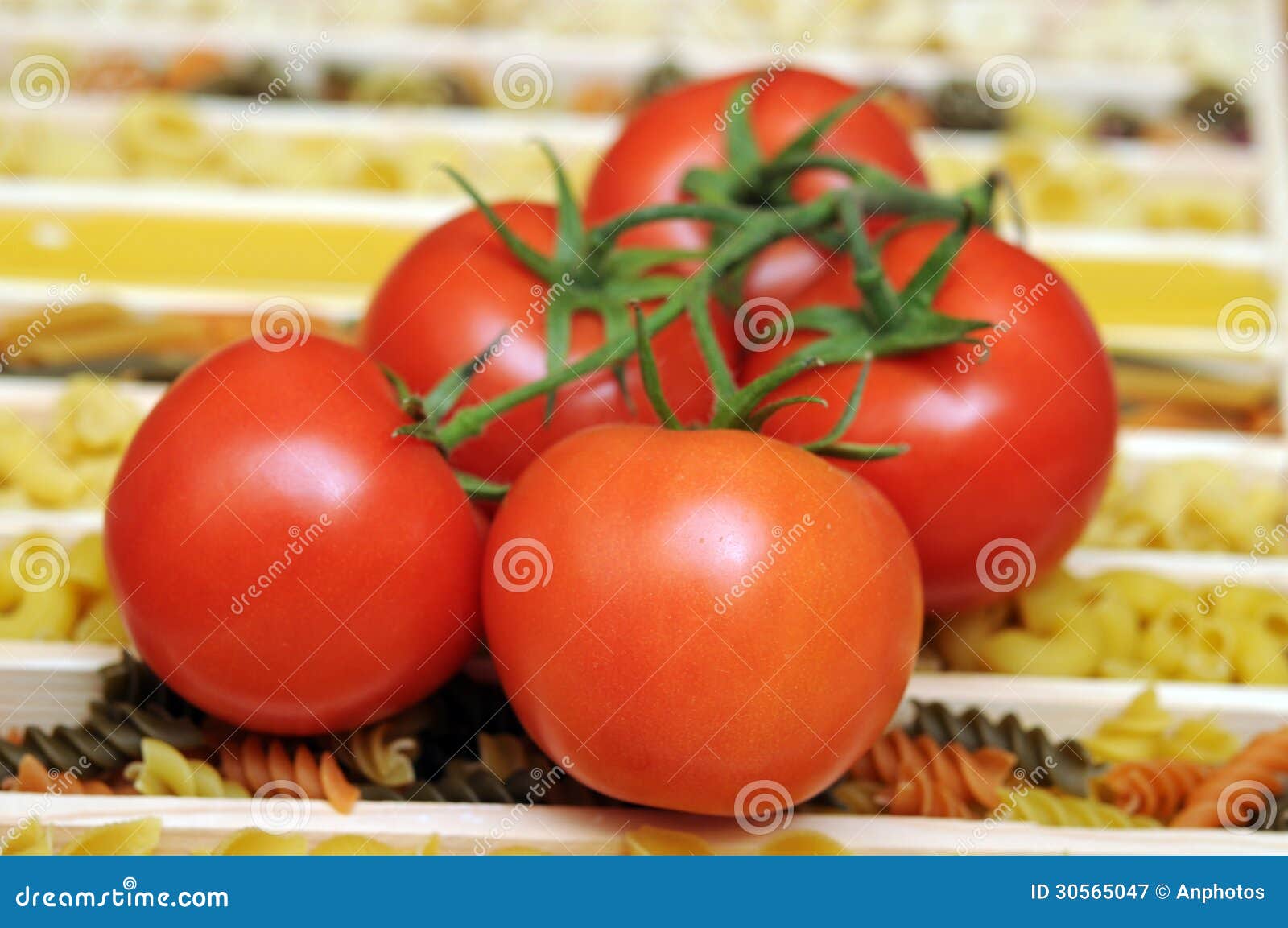 Tomate e massa imagem de stock. Imagem de italiano, espaguete - 30565047
