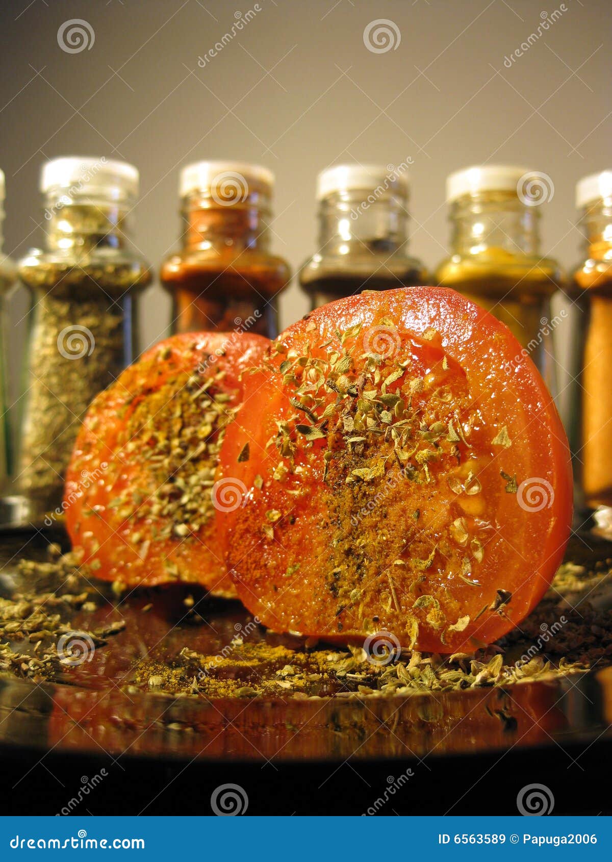 Tomate en orégano imagen de archivo. Imagen de tomate - 6563589