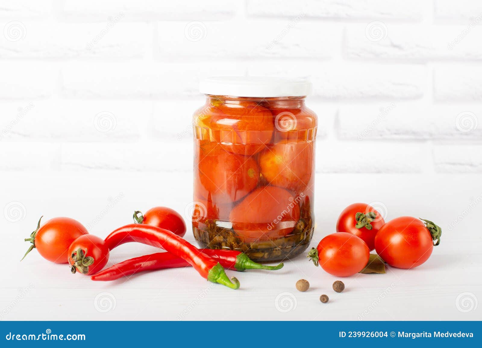 Tomate enlatado vermelho foto de stock. Imagem de enlatar - 239926004