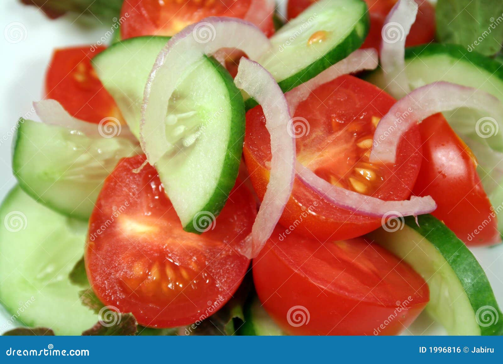 Tomate, pepino y cebolla foto de archivo. Imagen de ensalada - 1996816