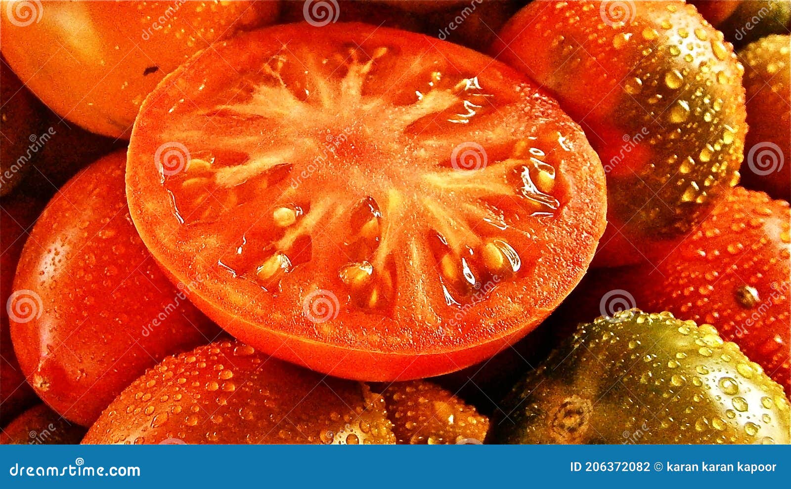 Tomate rebanado en placa foto de archivo. Imagen de rebanada - 206372082