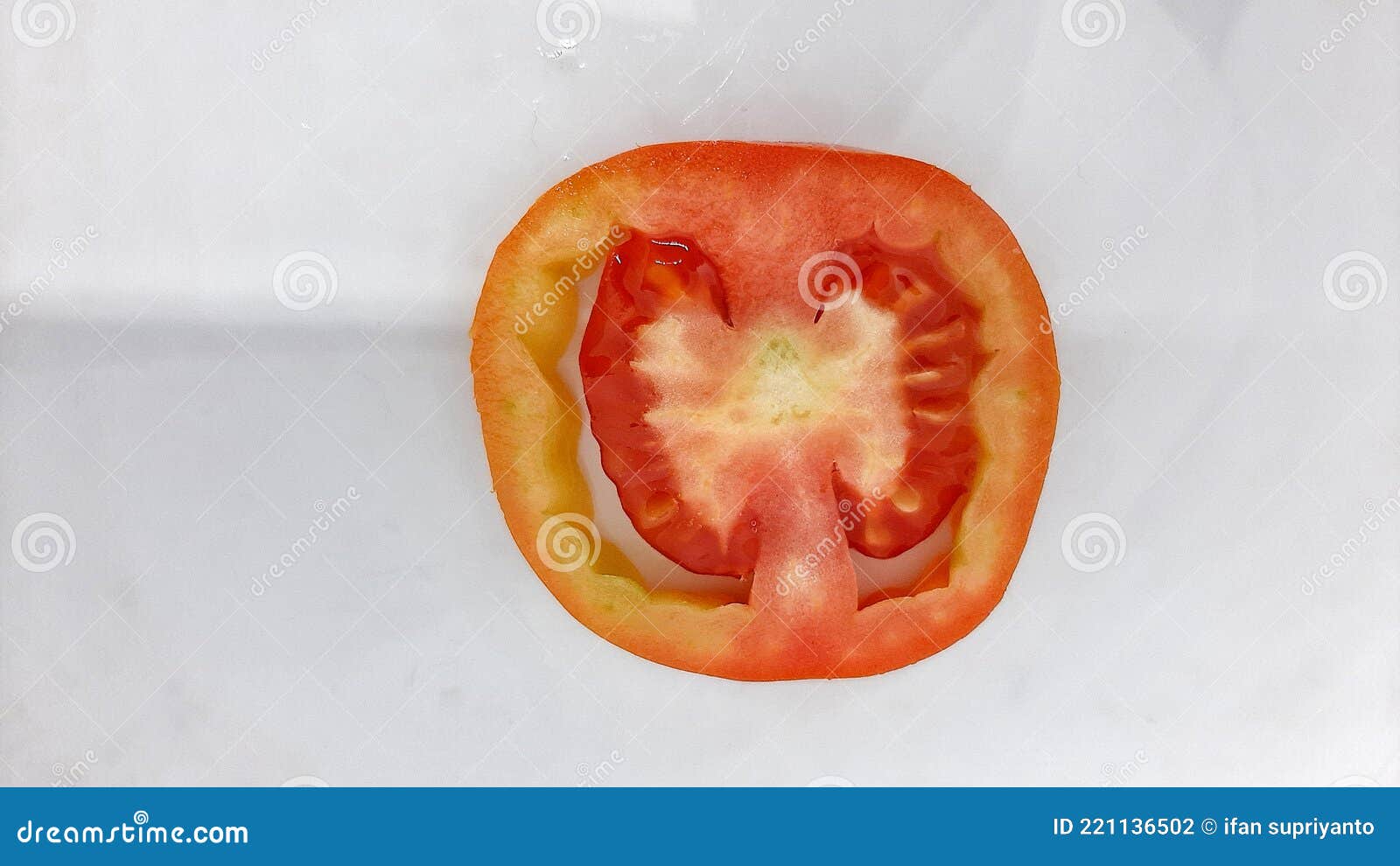 Tomate Rebanado En Un Fondo Blanco Foto de archivo - Imagen de rojo ...