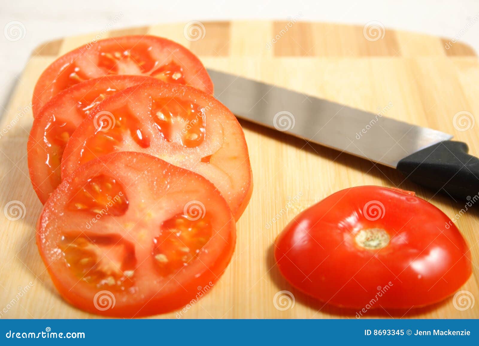 Tomate Rebanado En Una Tarjeta De Corte Imagen de archivo - Imagen de ...