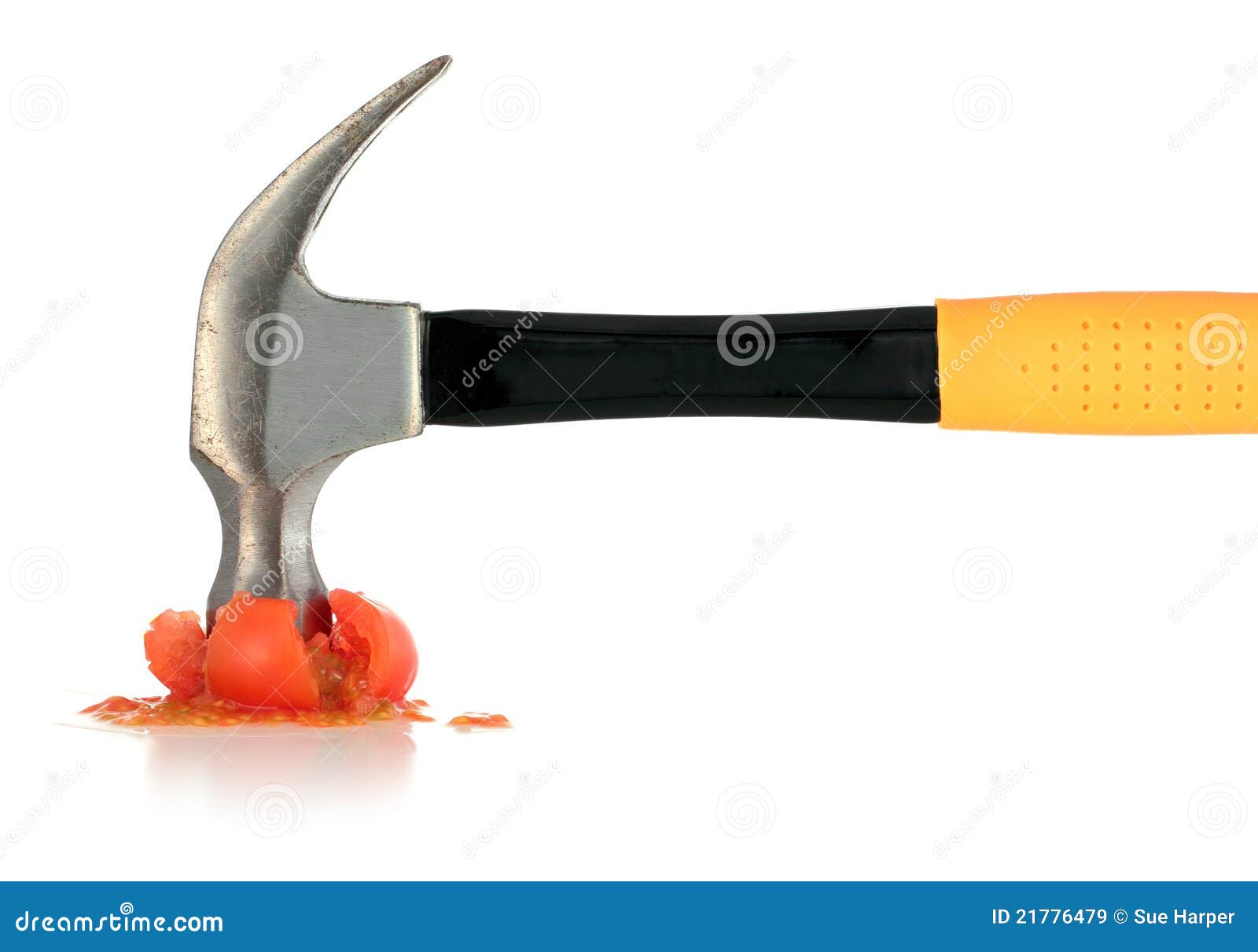 Tomate Rojo Aplastado Martillo Amarillo Aislado Imagen de archivo ...