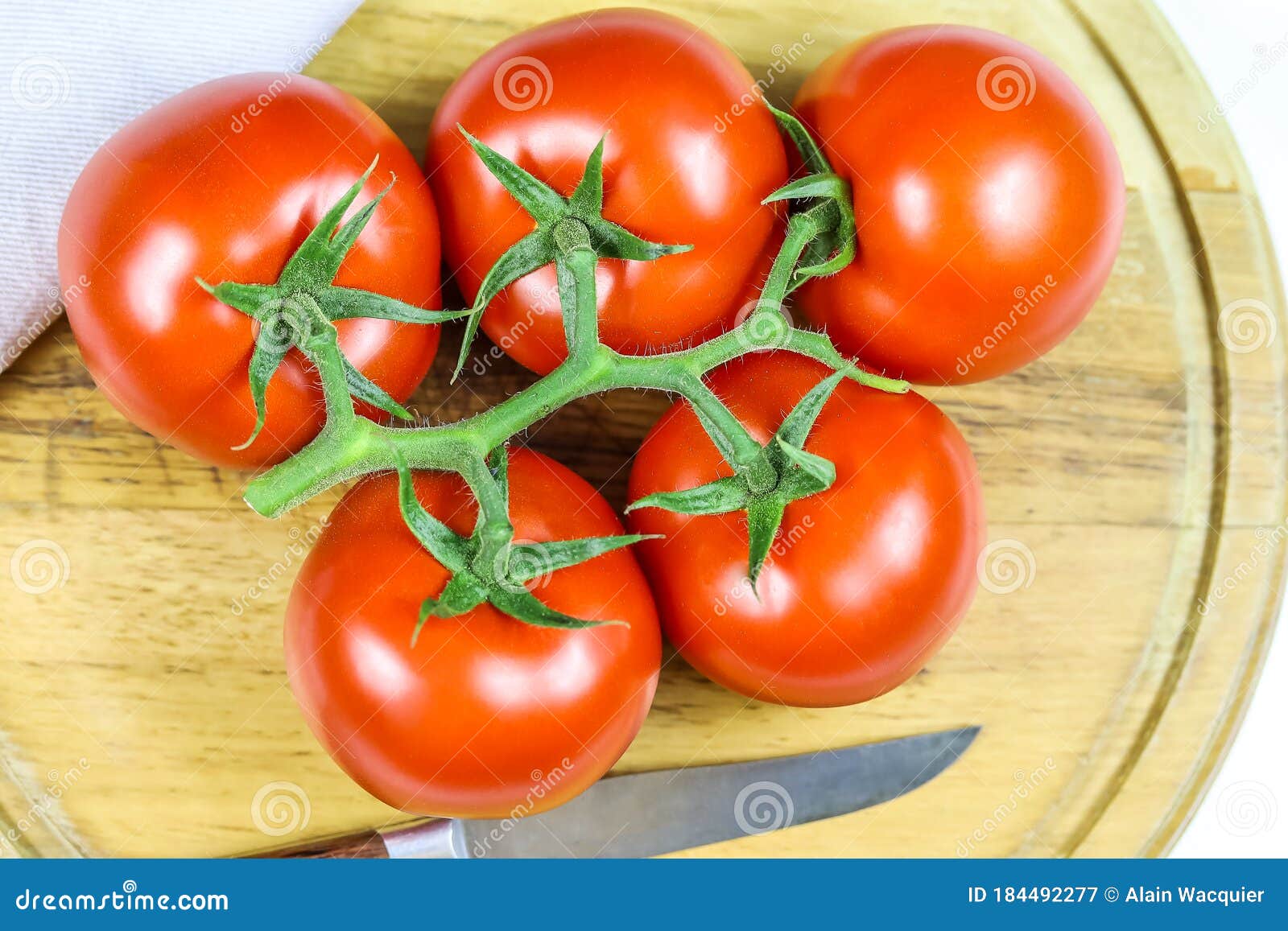 Tomates-cacho Numa Prancha De Corte Imagem de Stock - Imagem de branco ...
