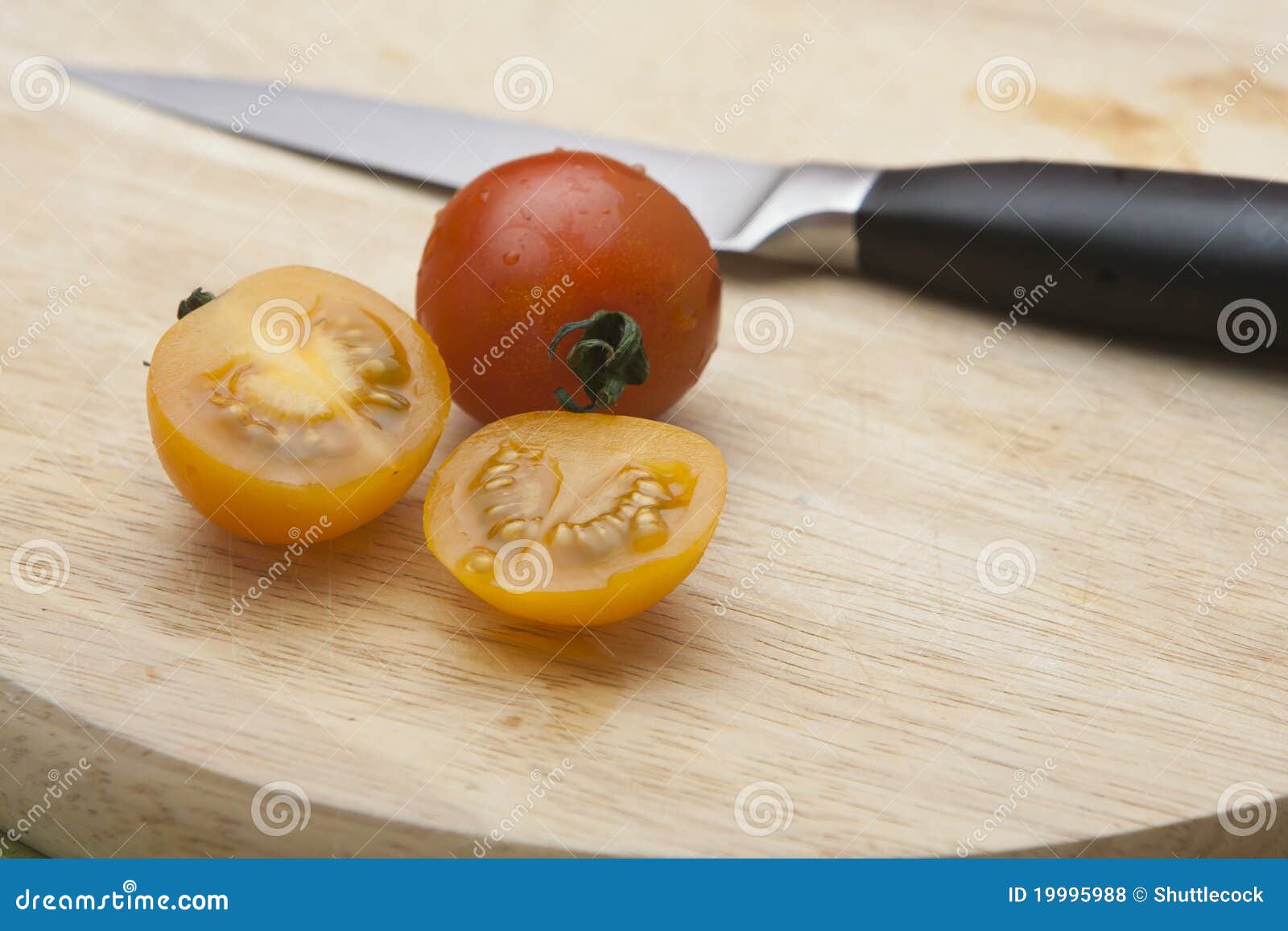 Tomates maduros pequenos foto de stock. Imagem de orgânico - 19995988