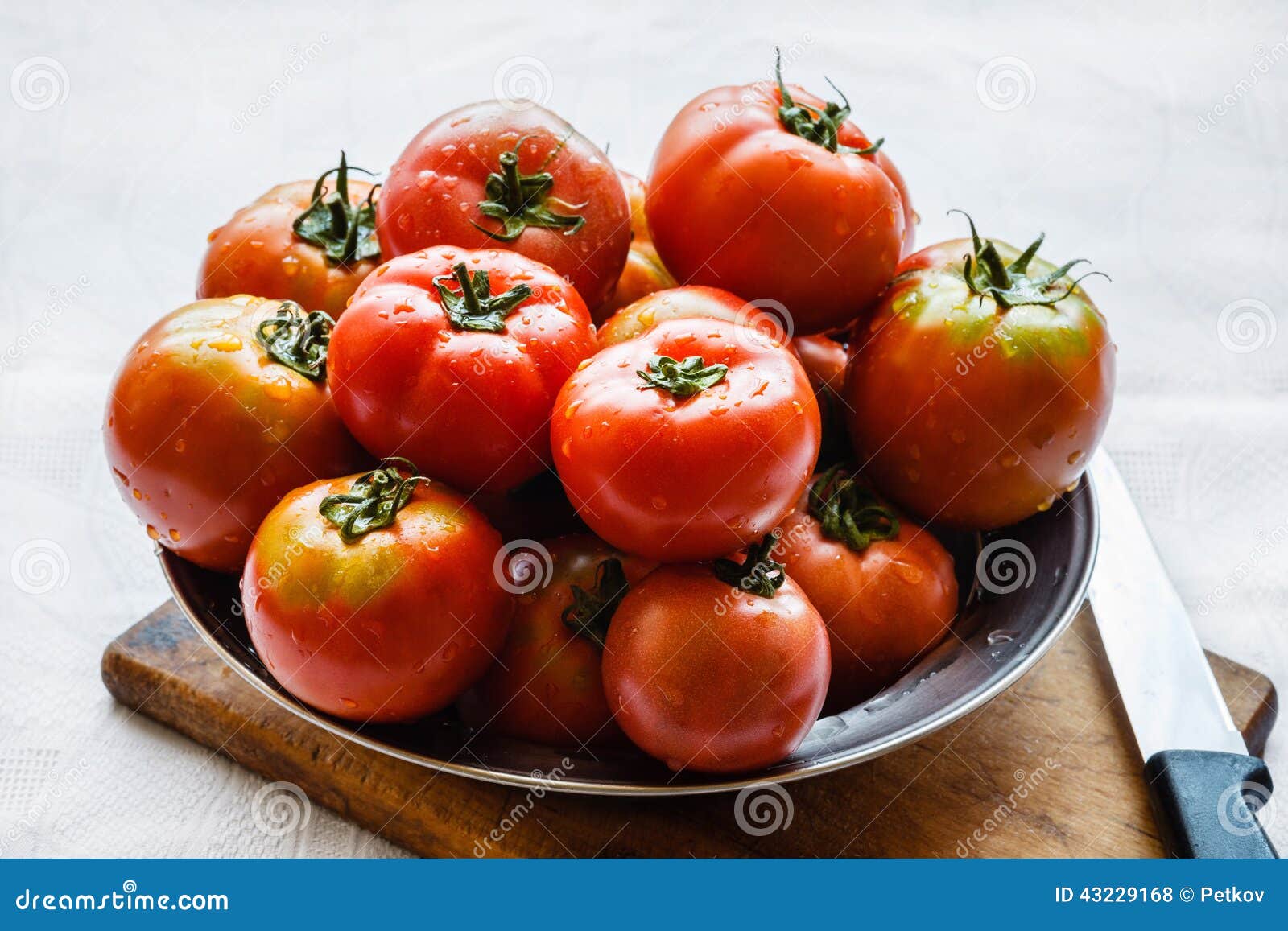 Tomates Naturales En Un Plato, Primer Foto de archivo - Imagen de sano ...