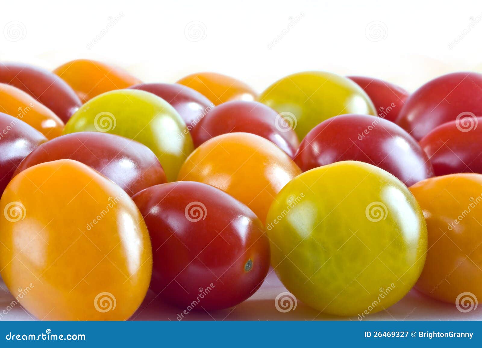 Tomates pequenos imagem de stock. Imagem de fundo, suculento - 26469327