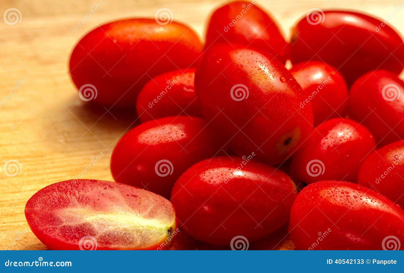 Tomates pequenos imagem de stock. Imagem de gostoso, fresco - 40542133