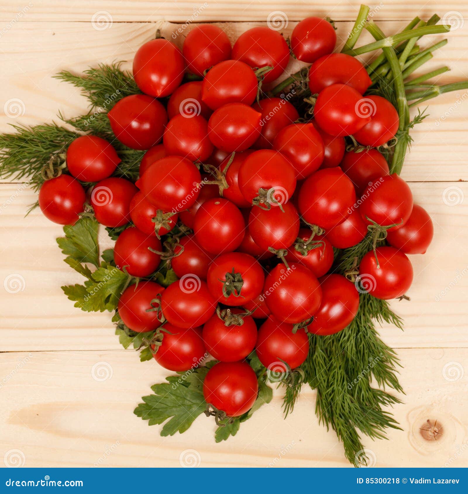Tomates Pequenos E Ervas Frescas No Fundo De Madeira Foto de Stock ...