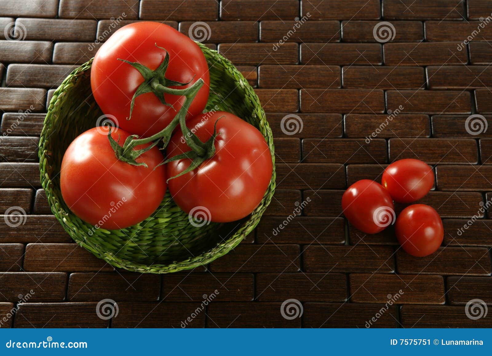Tomates Pequenos E Grandes Na Cesta Verde Imagem de Stock - Imagem de ...