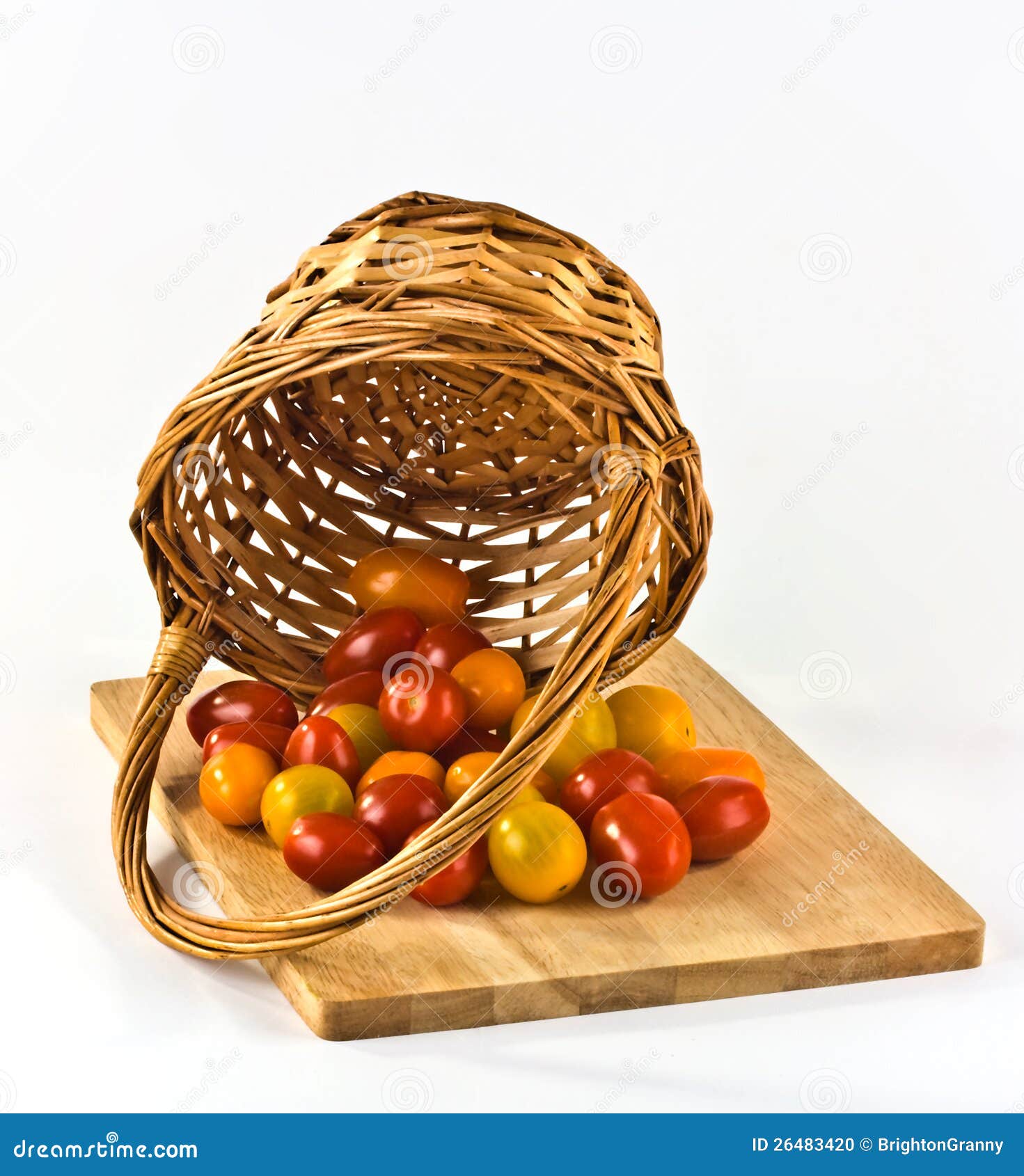 Tomates Pequenos Em Uma Cesta Foto de Stock - Imagem de vermelho ...