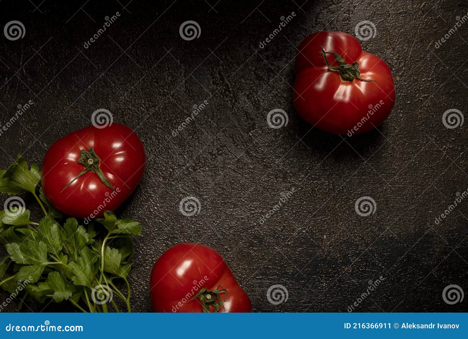 Tomates Sur Table Brune En Bois. Prise En Charge Image stock - Image du ...