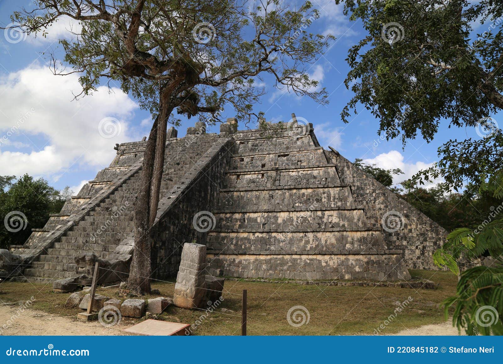 Tomb of the High Priest in Chichen Itza Stock Photo - Image of city ...