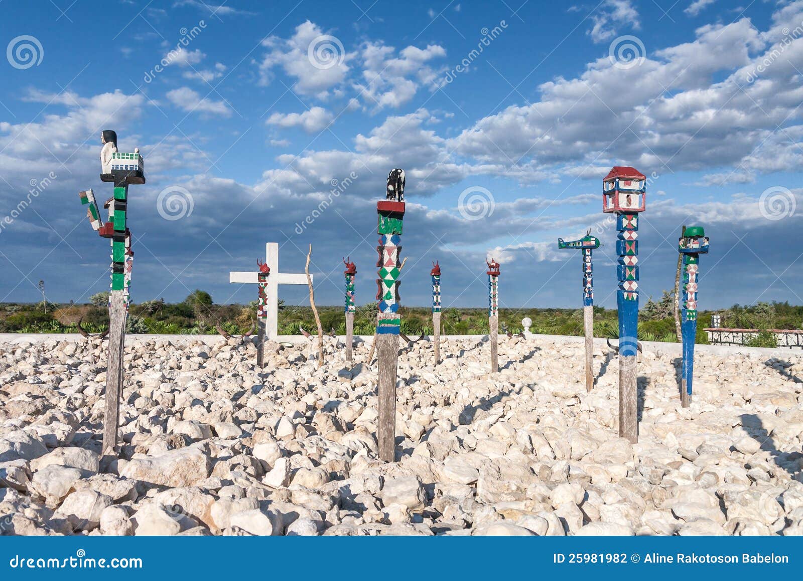 Tombeau Traditionnel Malgache Photo stock - Image du religion, passé ...