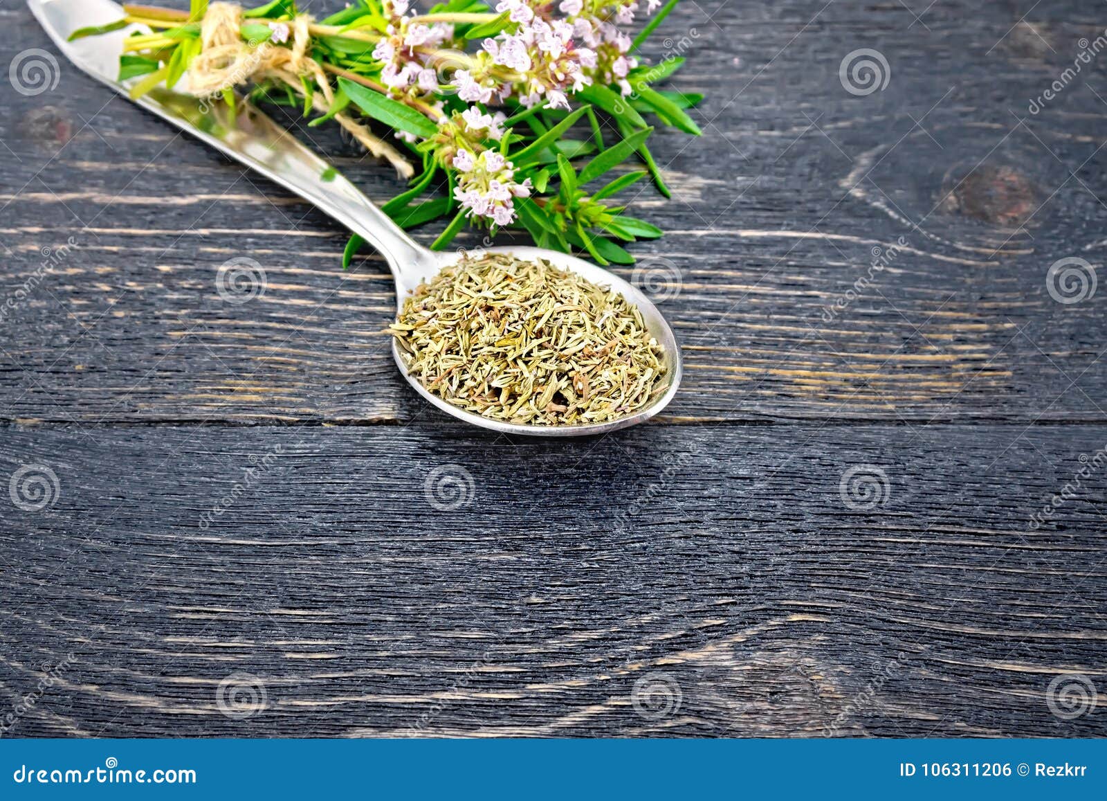 Tomillo Seco En Cuchara En Tablero Negro Foto de archivo - Imagen de ...