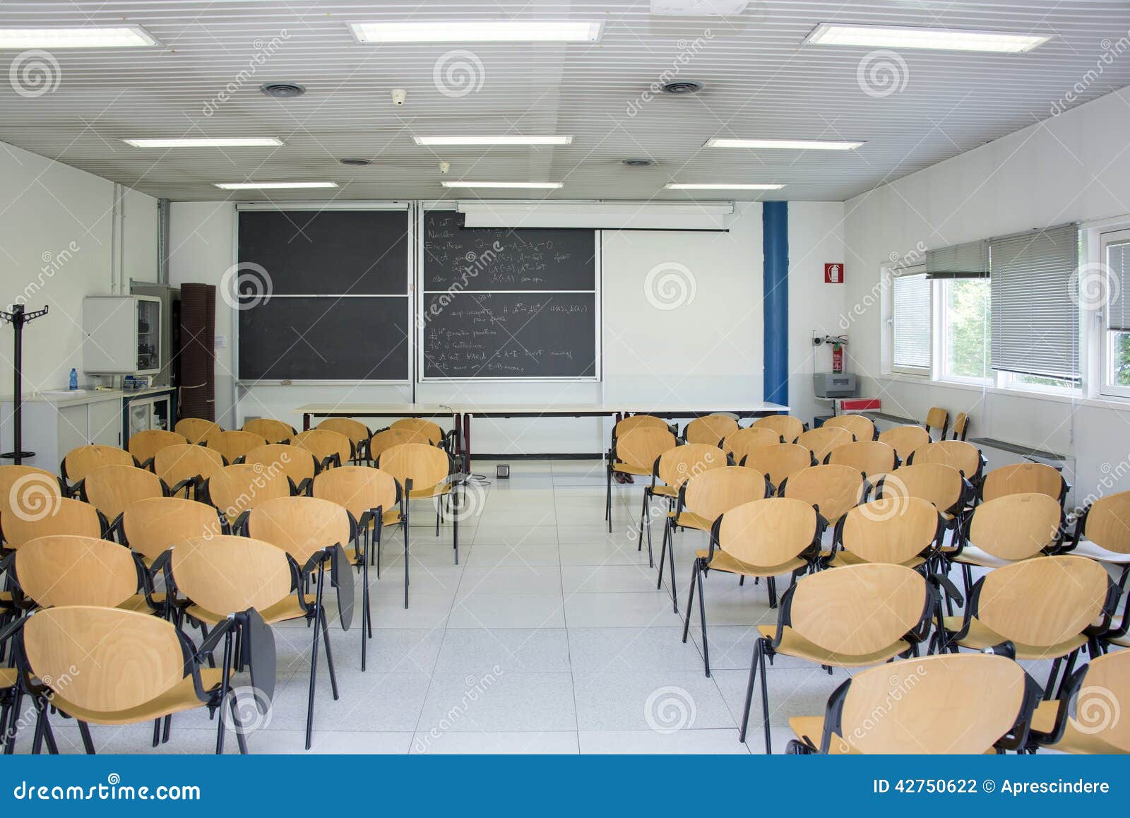 Tomt klassrum arkivfoto. Bild av kunskap, barndom, boaen - 42750622