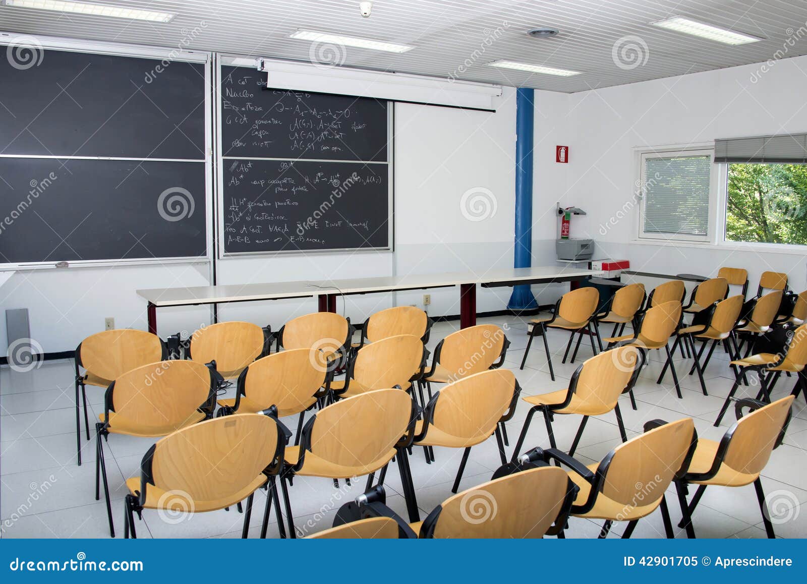 Tomt klassrum fotografering för bildbyråer. Bild av föreläsning - 42901705