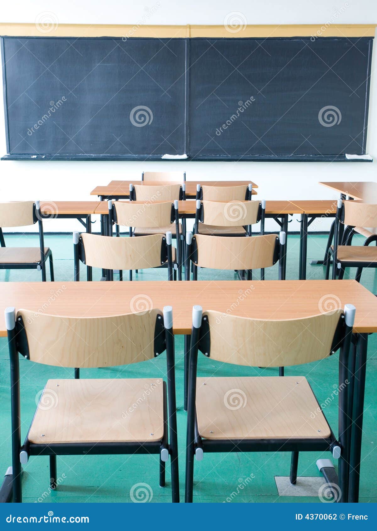 Tomt klassrum arkivfoto. Bild av högt, grupp, skrivbord - 4370062