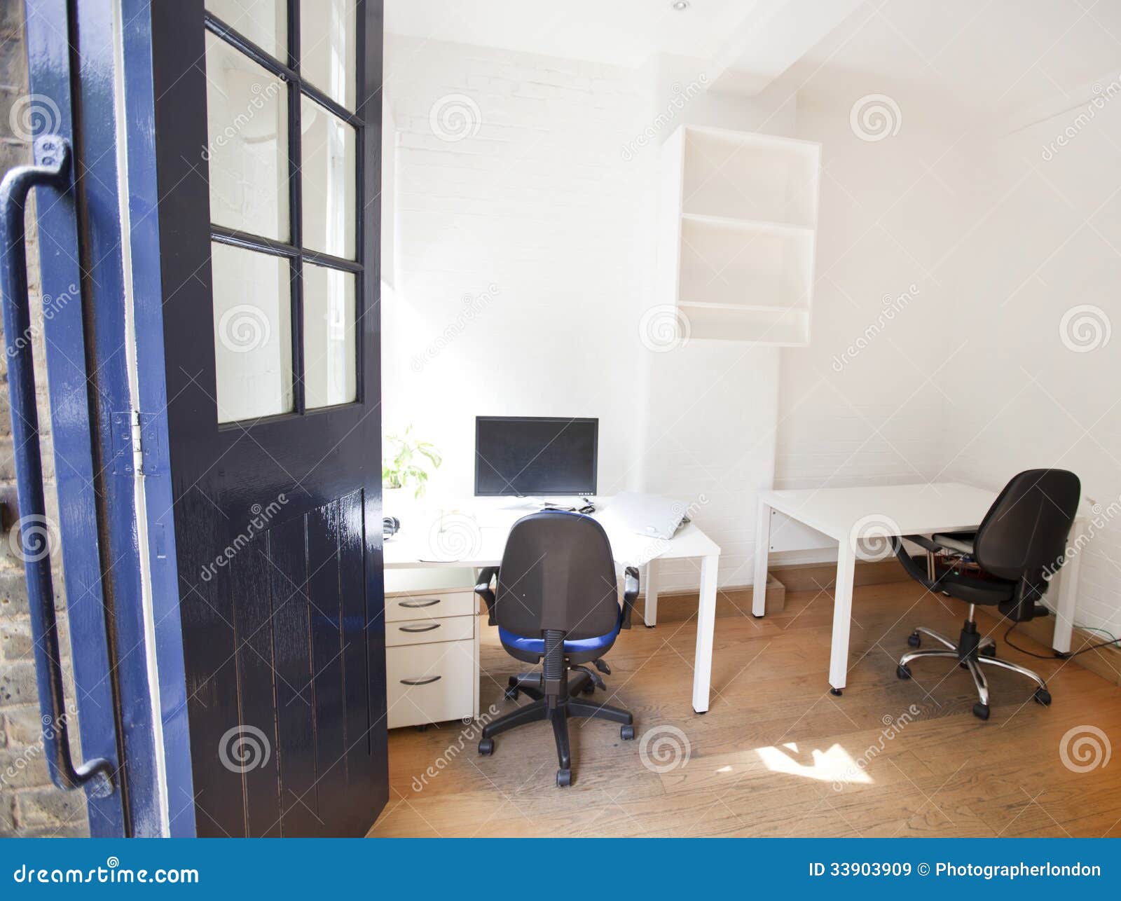 Tomt Kontor Med Stolar Och Tabeller Fotografering för Bildbyråer - Bild ...