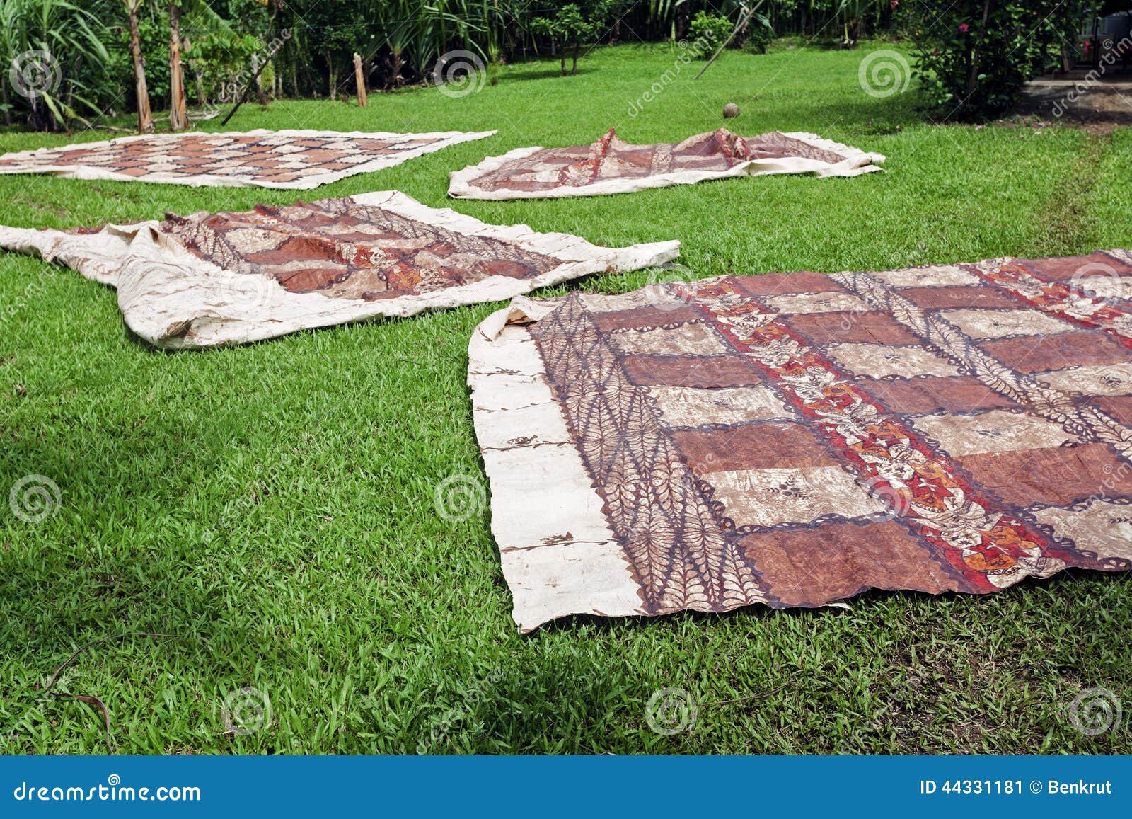 Tongan Tapas Drying on the Grass Stock Image - Image of painted, tapa ...