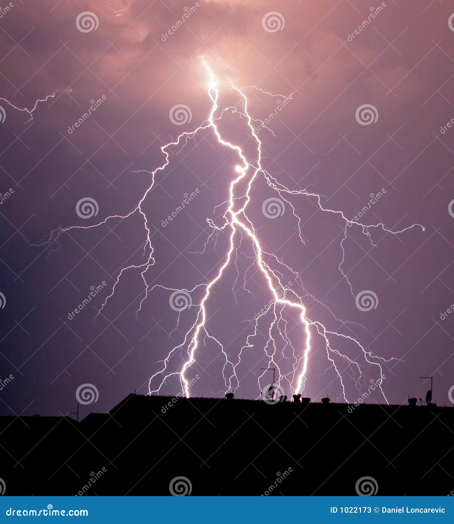 Tonnerre image stock. Image du beau, frais, bruyant, noir - 1022173