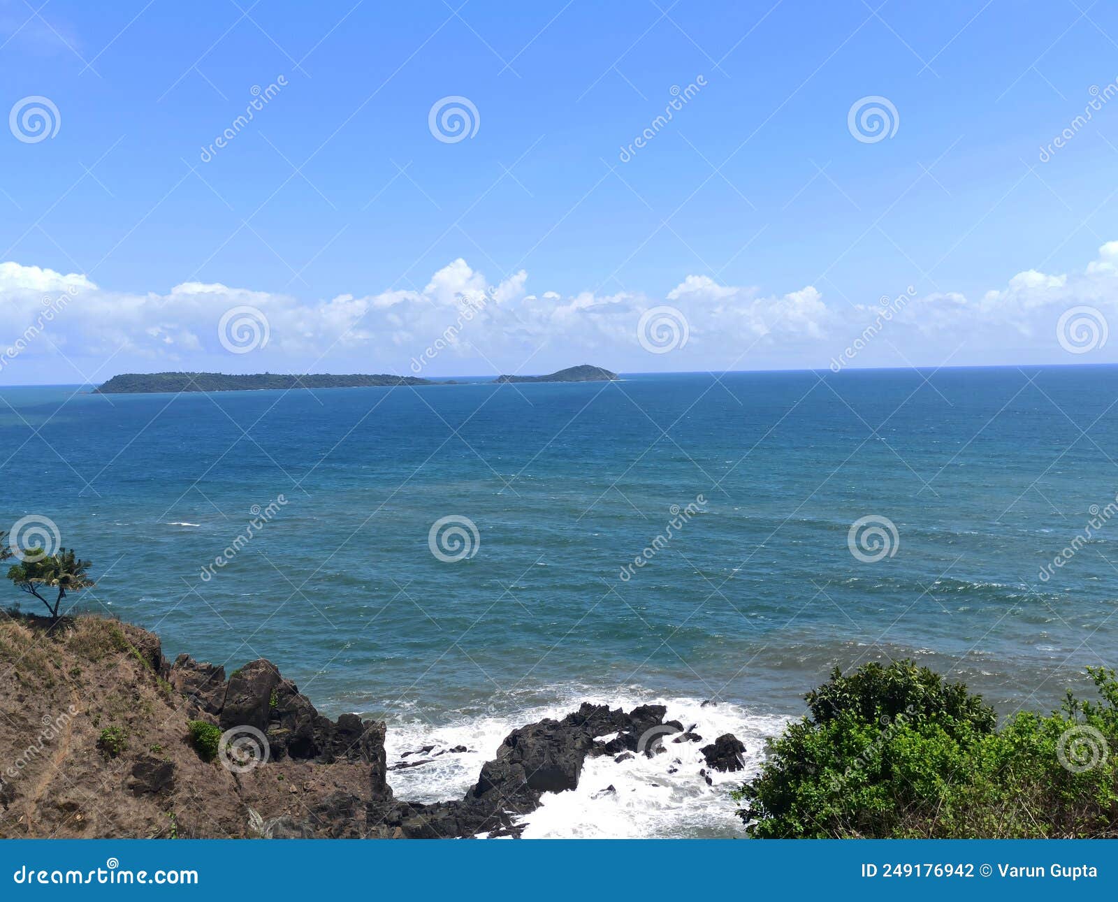 Tons De Oceano Azul Com Ilha Foto de Stock - Imagem de azul, oceano ...