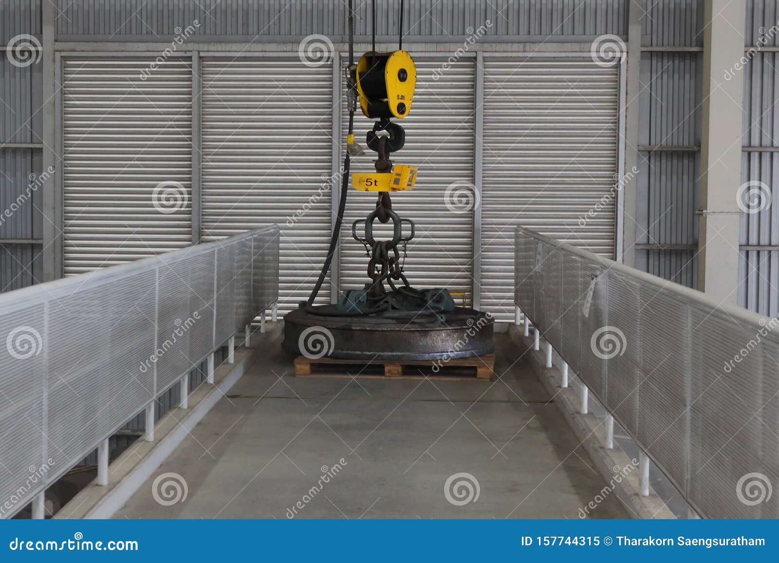 5 Tons Magnetic Crane Placed on Access Way between Raw Materials ...