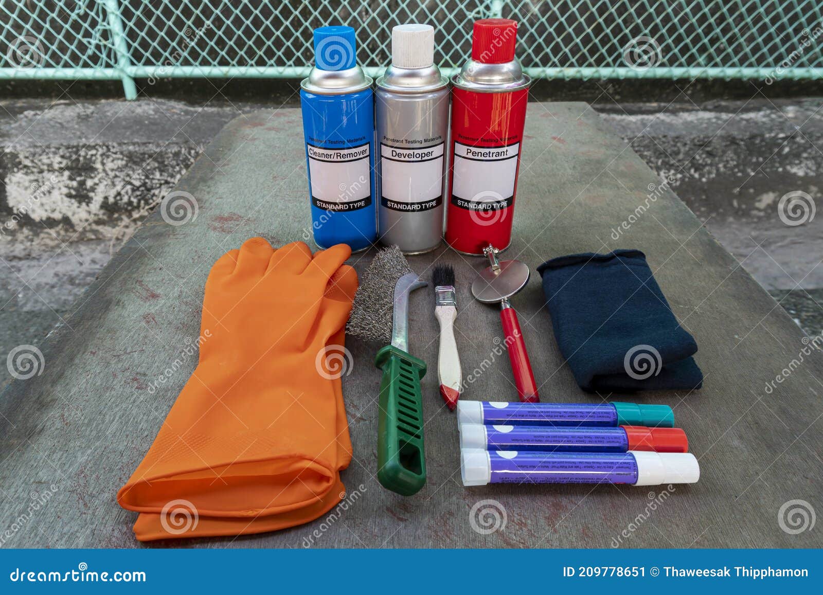 The Non-destructive Testing Technician Is Inspection To Welds Of ...